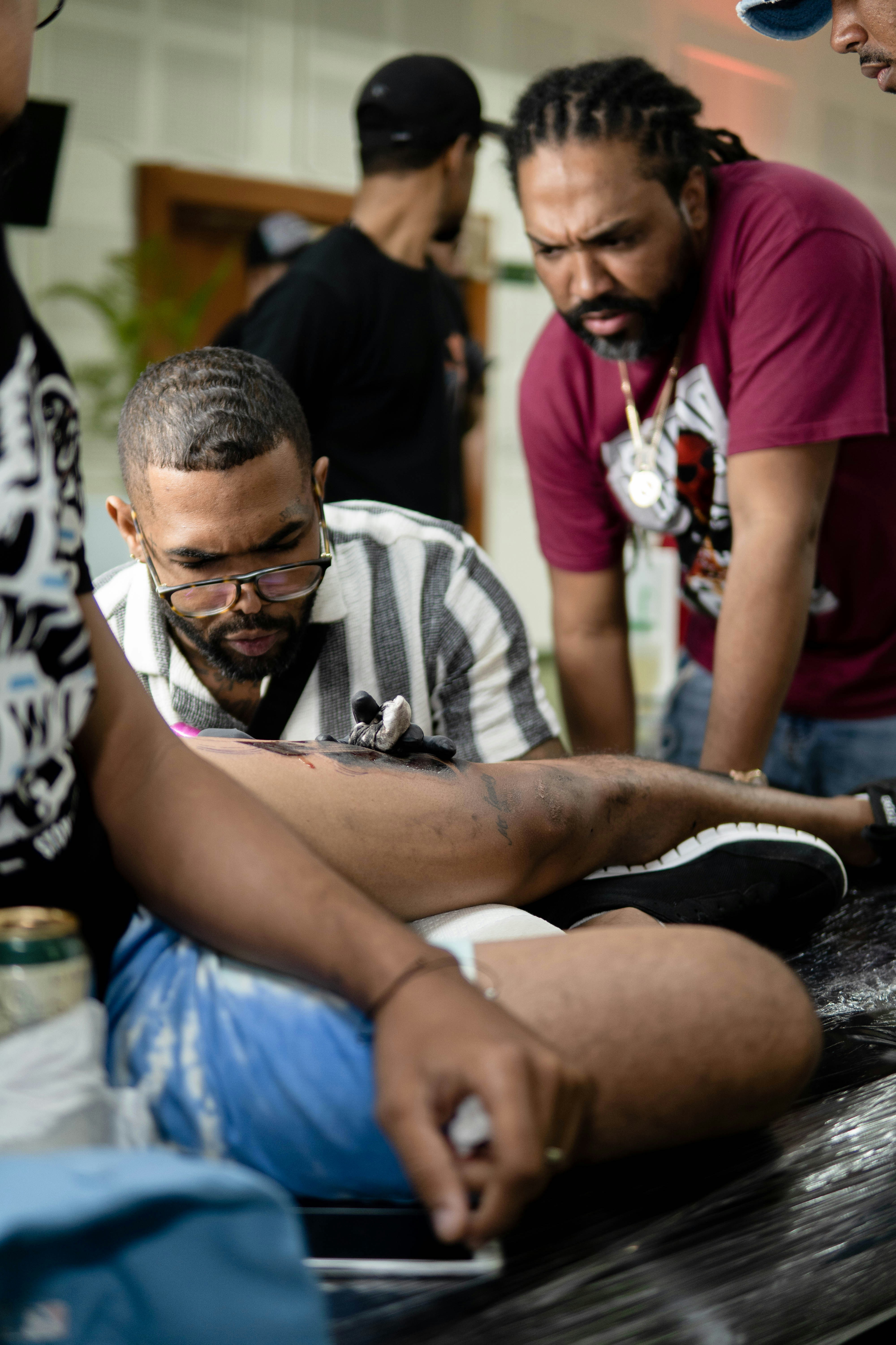 A man getting a tattoo photo – Free República dominicana Image on Unsplash