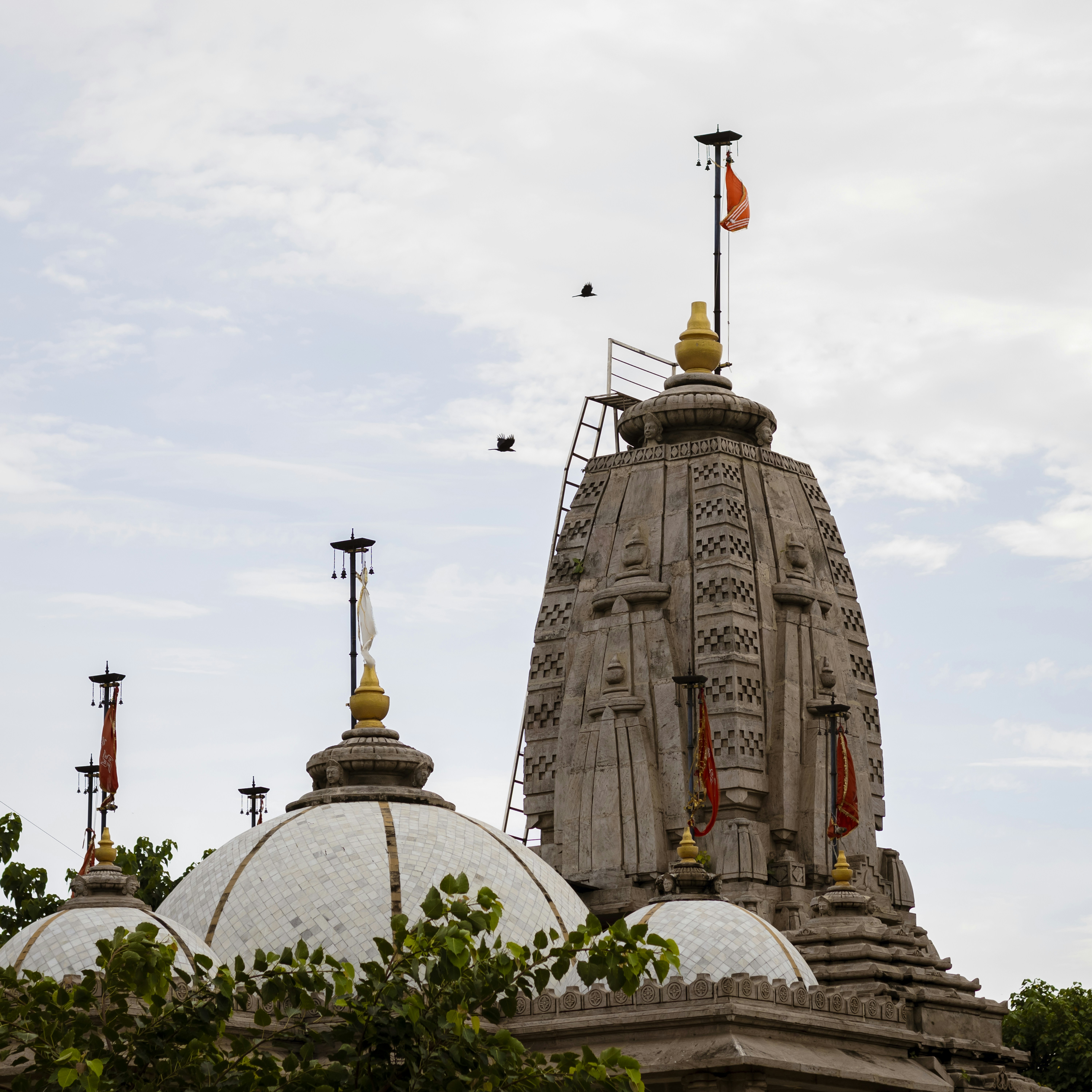 Foto Un edificio con una torre y una bandera en la parte superior ...
