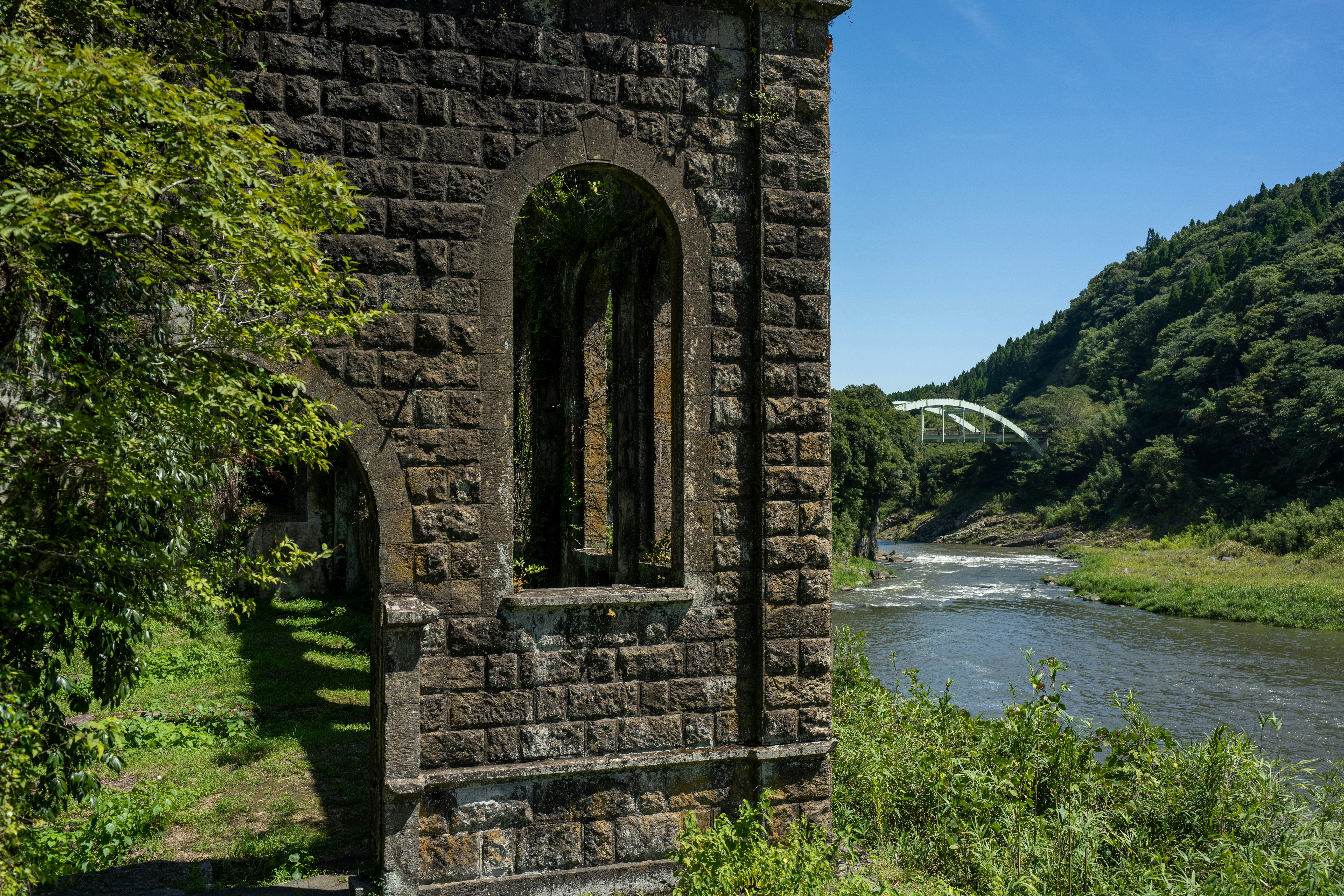 Une arche de pierre au-dessus d’une rivière photo – Photo gratuite sur ...