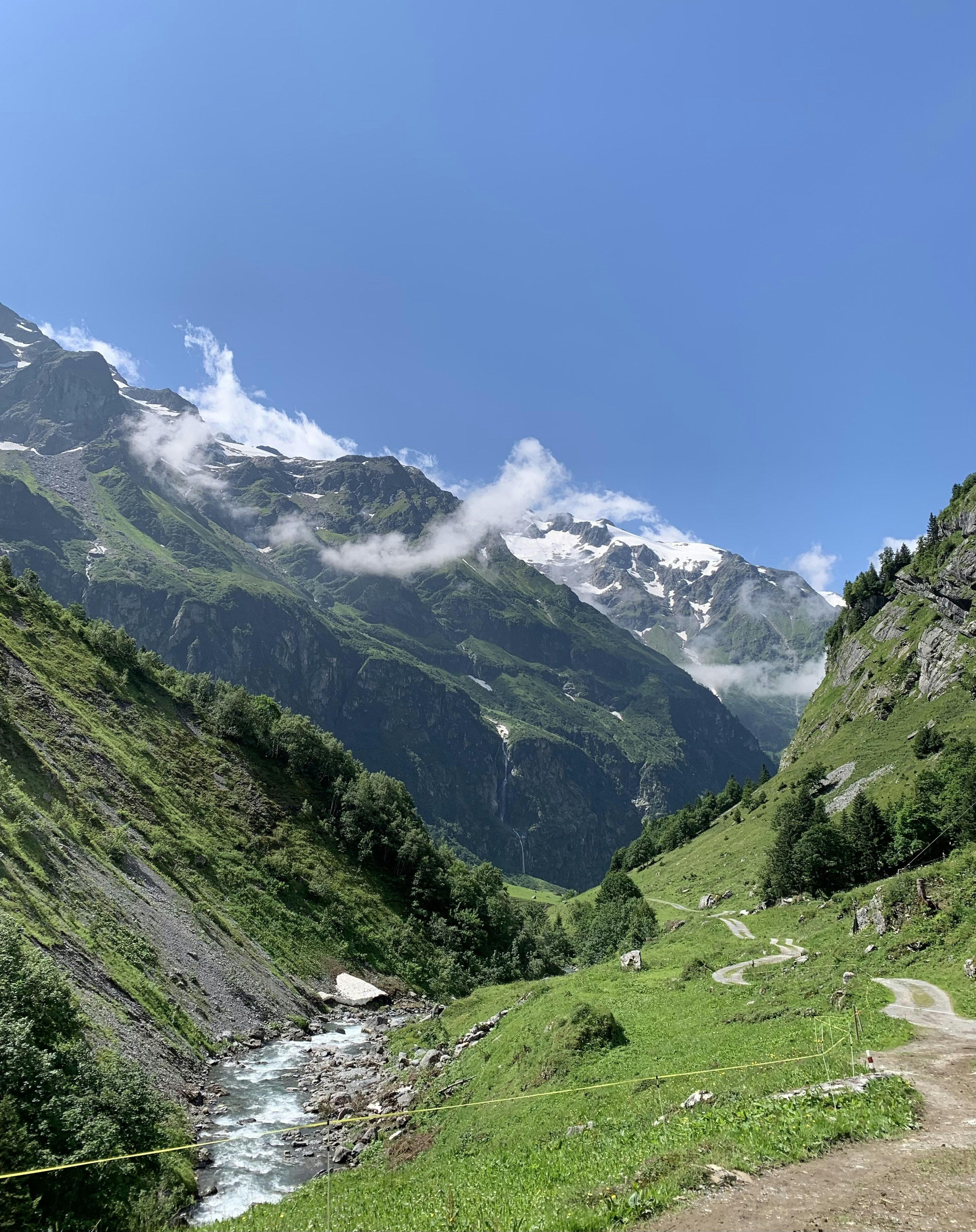 Un río que atraviesa un valle con montañas al fondo foto – Imagen de ...