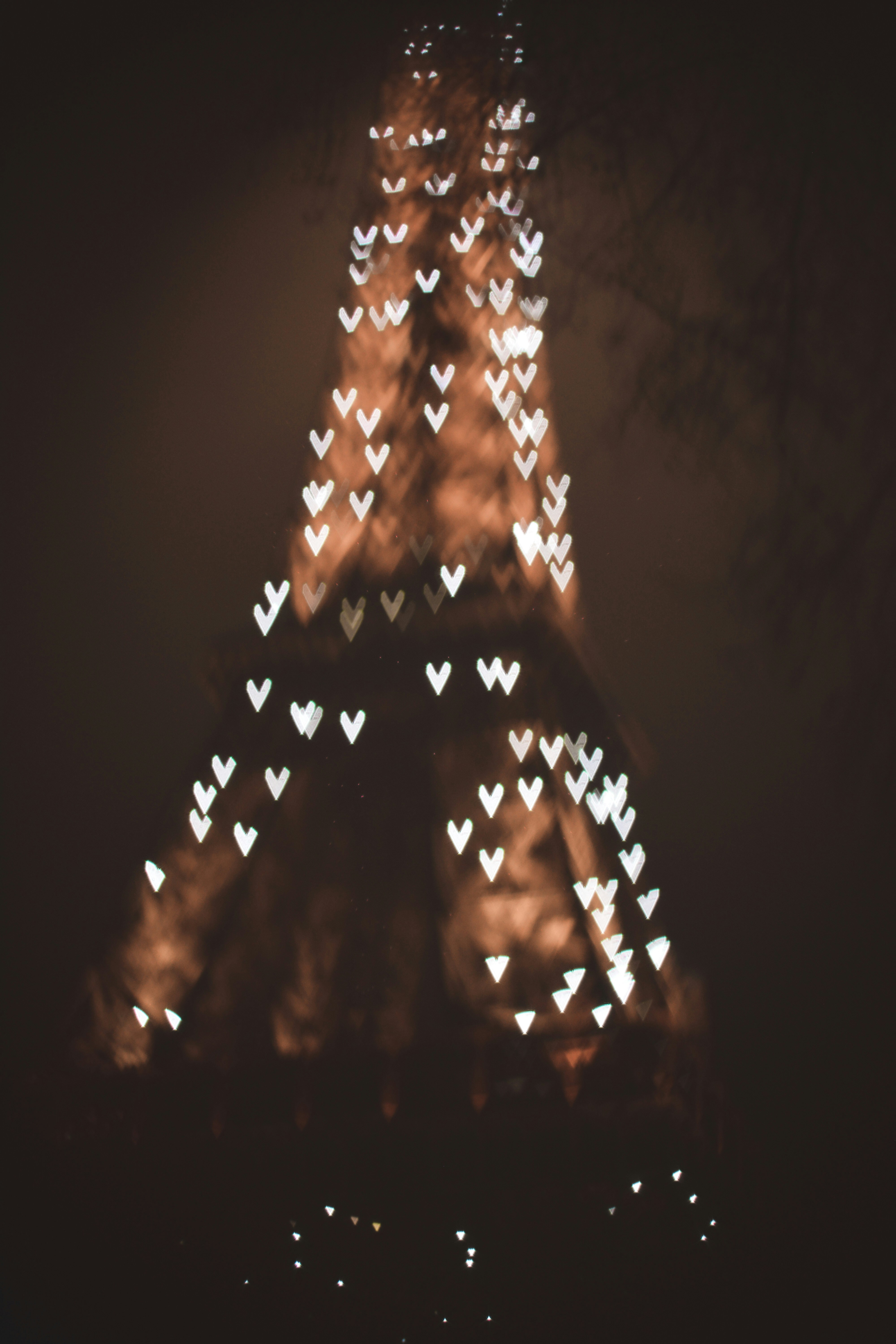 Heart‑streaks in the Night: Blurred Luminescence on a Tower