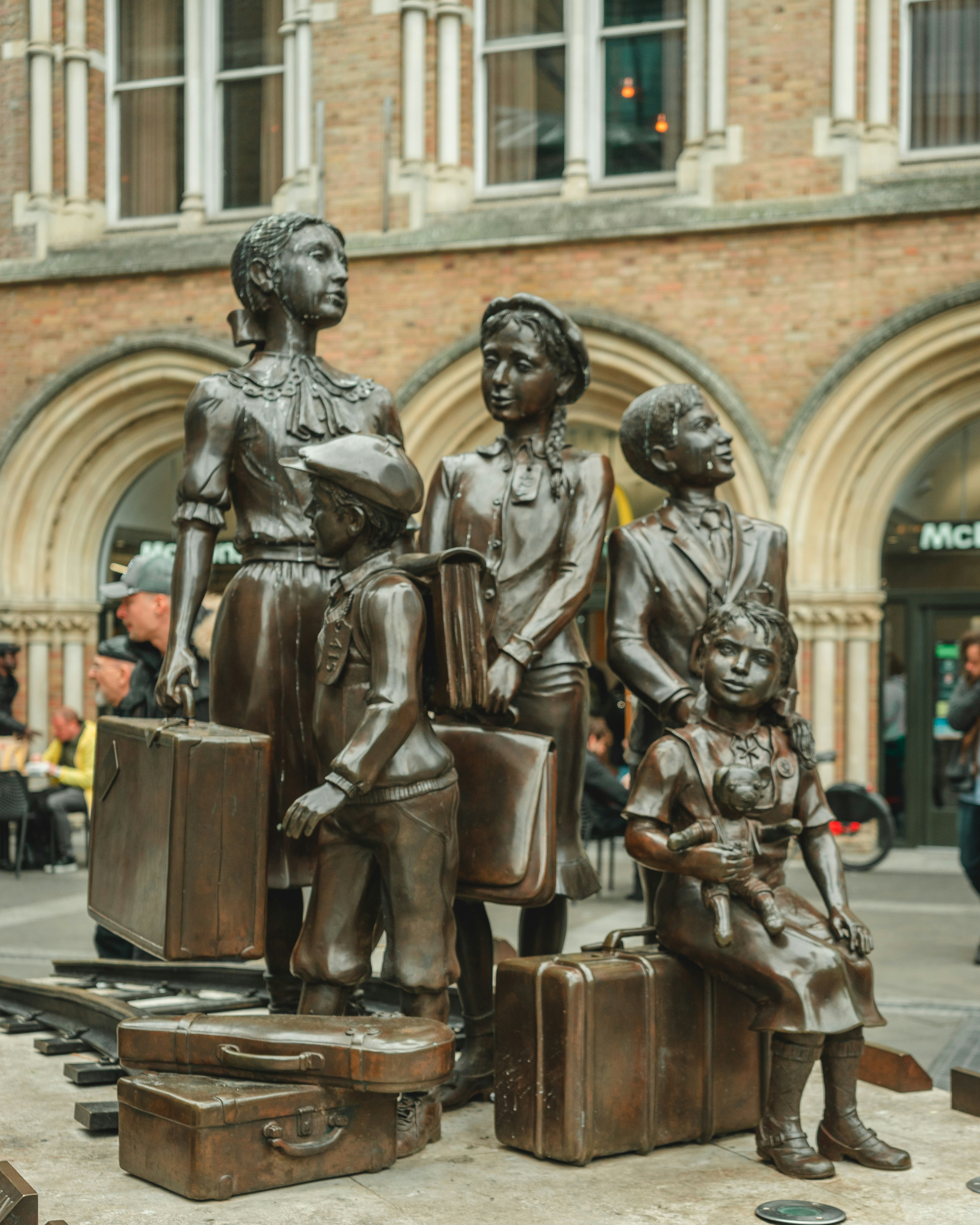 A group of statues of people photo – Free London Image on Unsplash