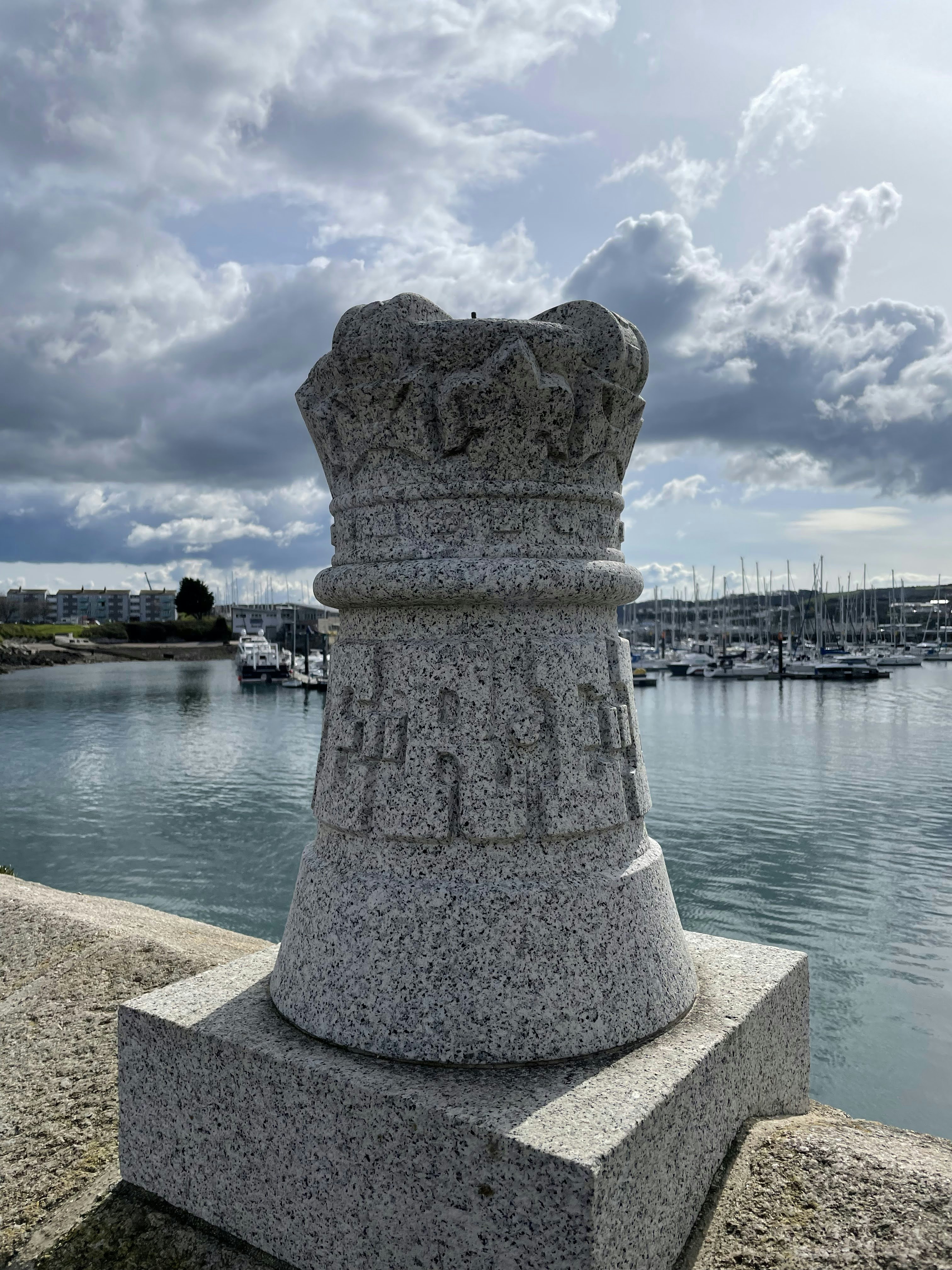 Un pilier de pierre sur un quai photo – Image gratuite de Barbacane sur ...