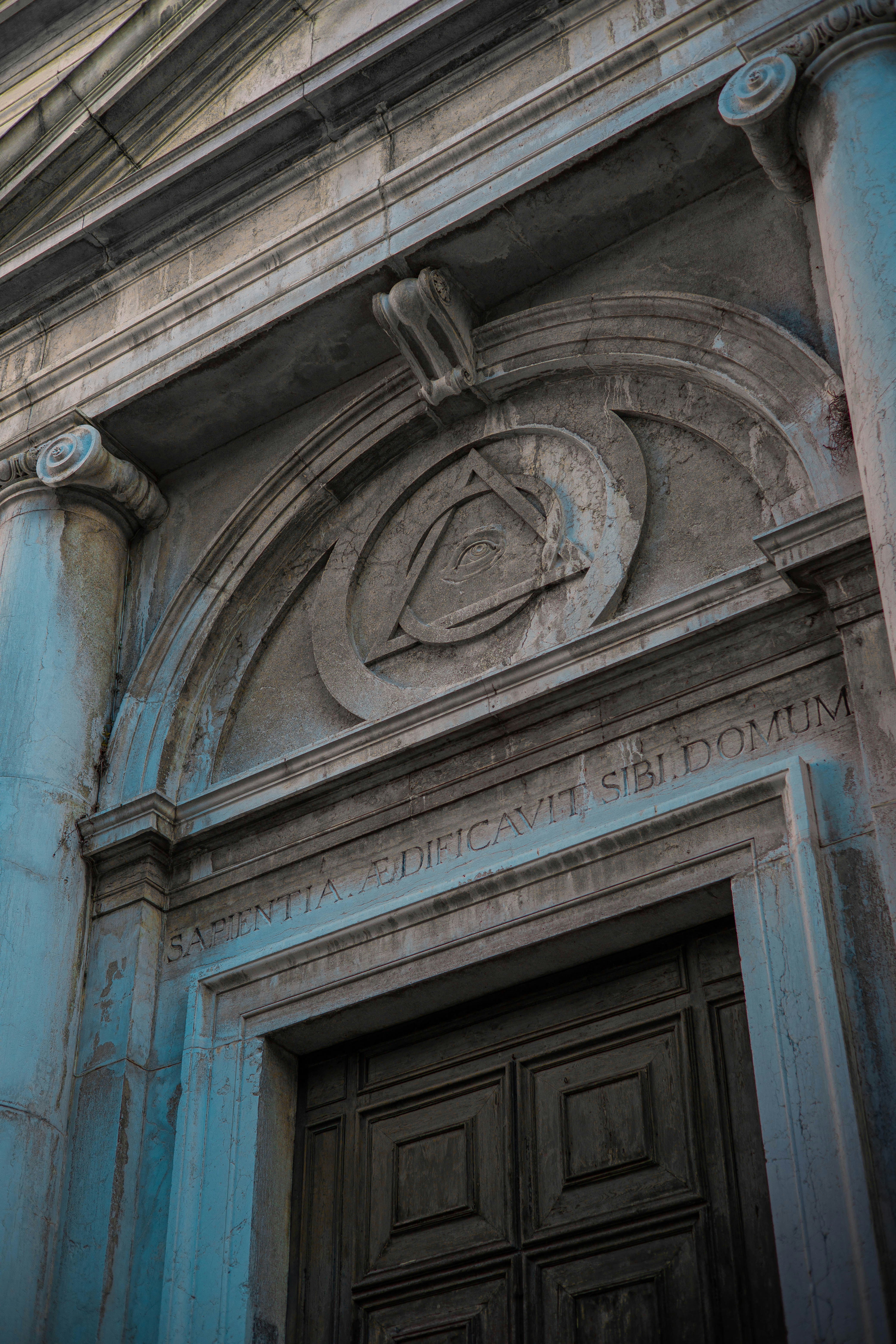Une porte avec une arche en pierre sculptée photo – Photo Gris Gratuite ...