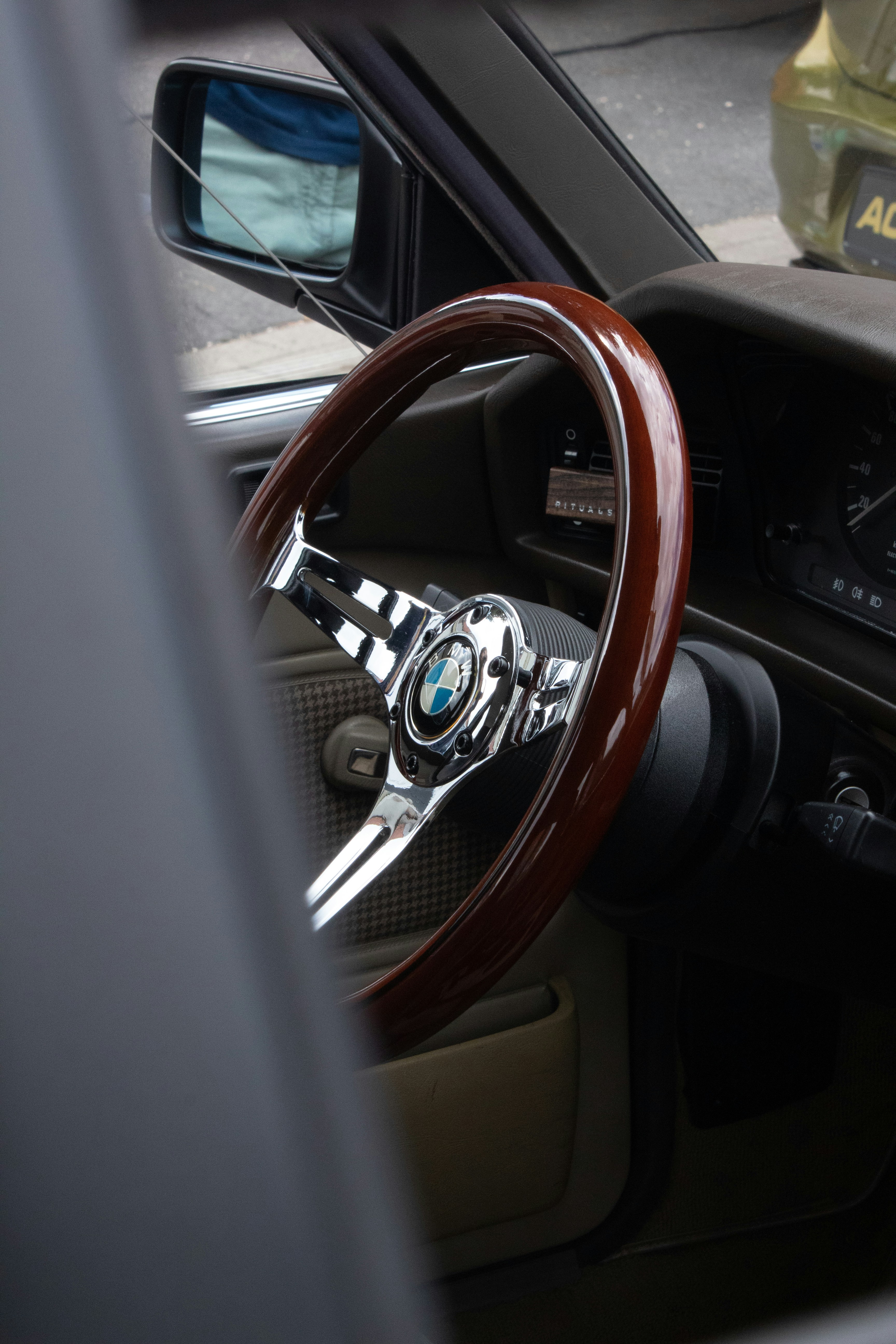 Wood-Wrapped Precision: BMW Steering as the Cabin’s Focal Point
