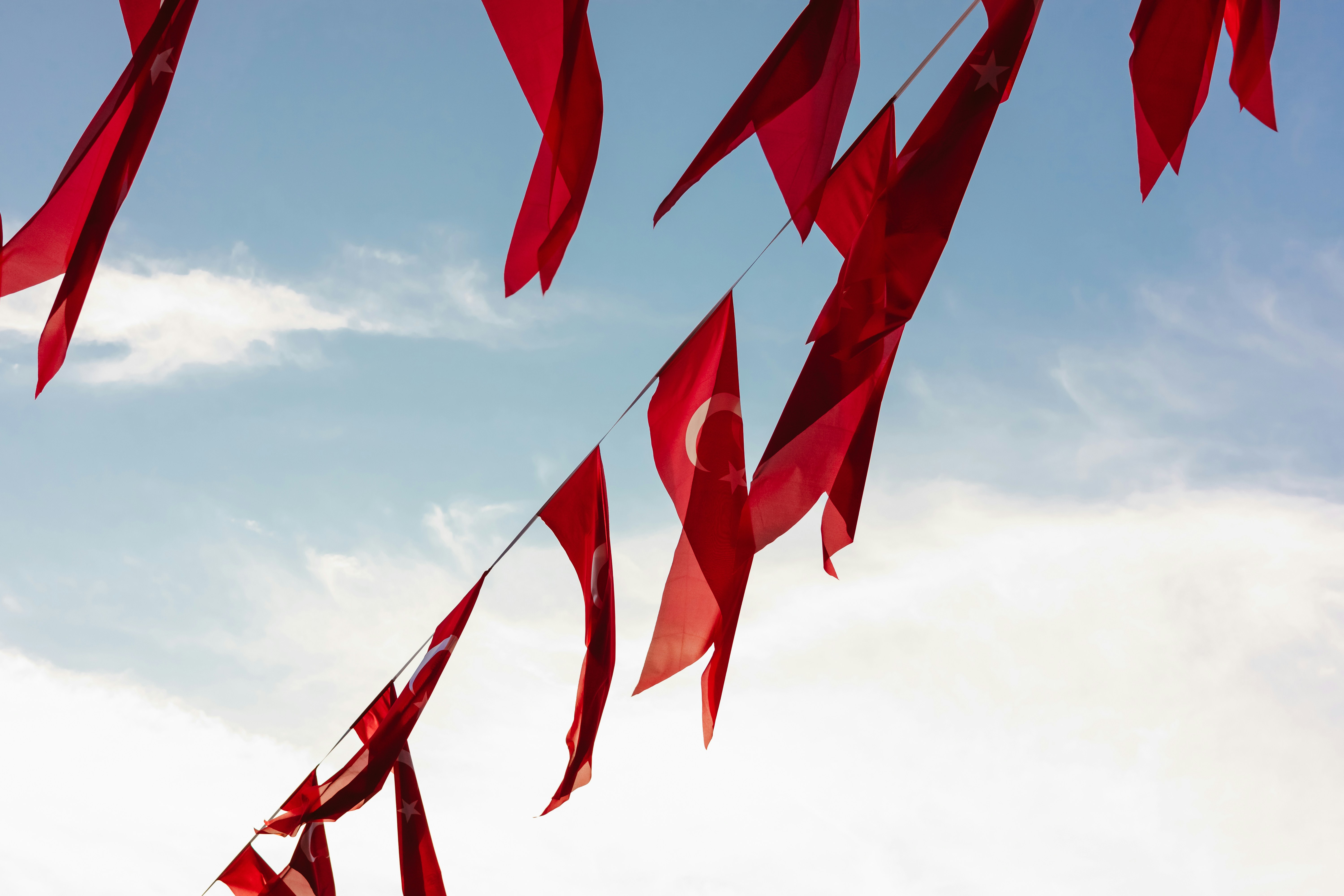 Un groupe de drapeaux rouges photo – Photo Dinde Gratuite sur Unsplash