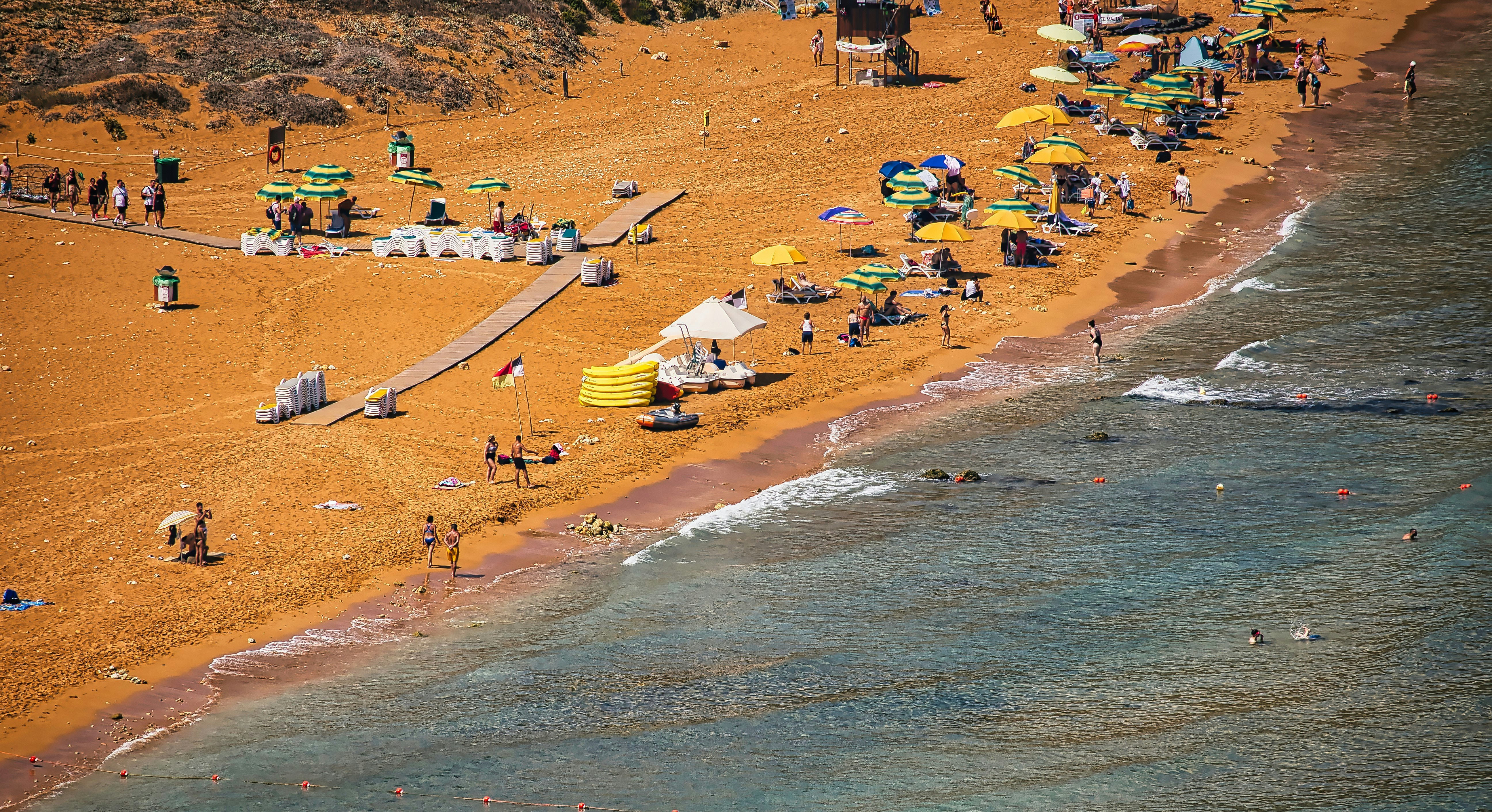 Foto Una playa llena de gente – Imagen Mar gratis en Unsplash