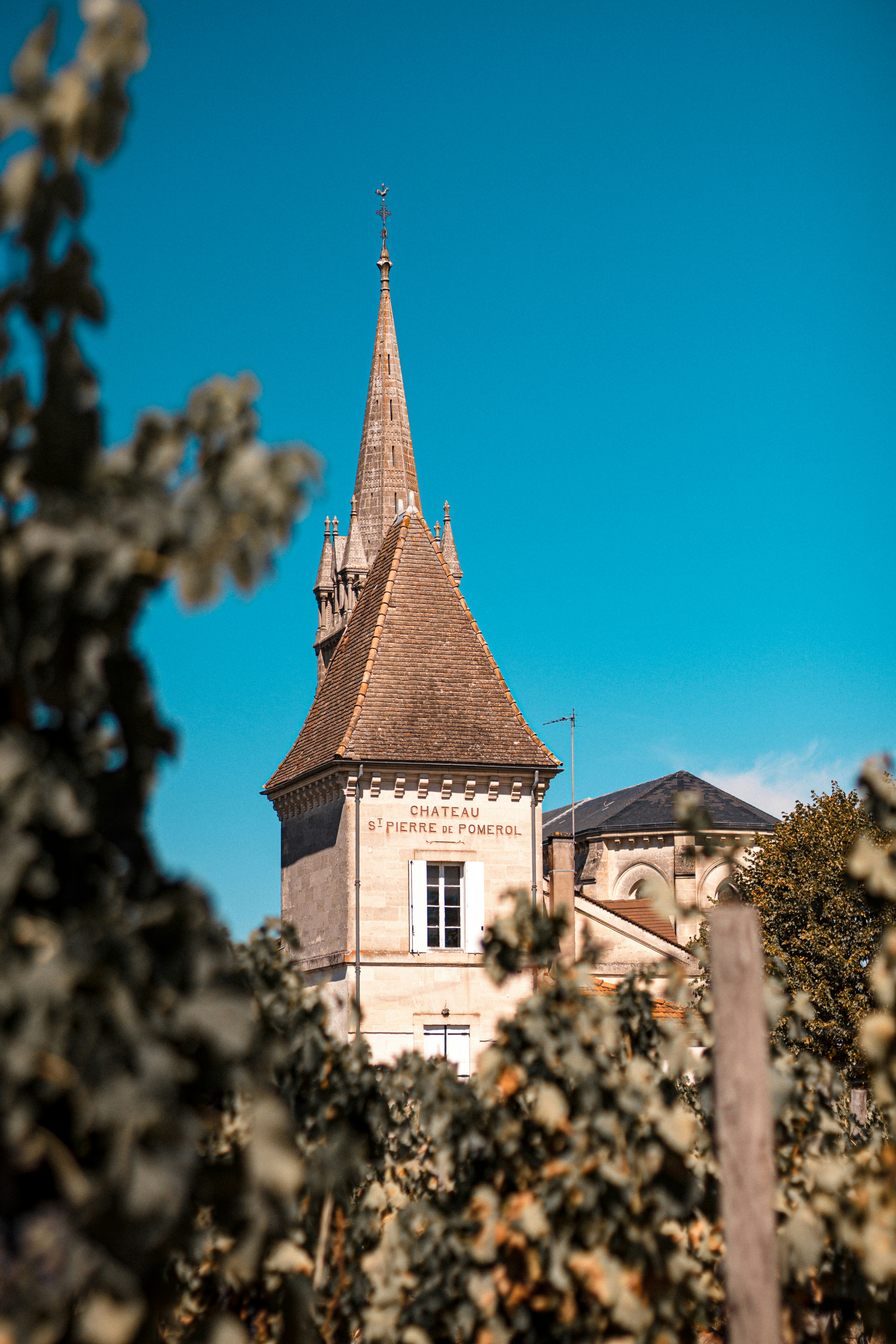 Un bâtiment avec un toit pointu photo – Image gratuite de Bleu sur Unsplash