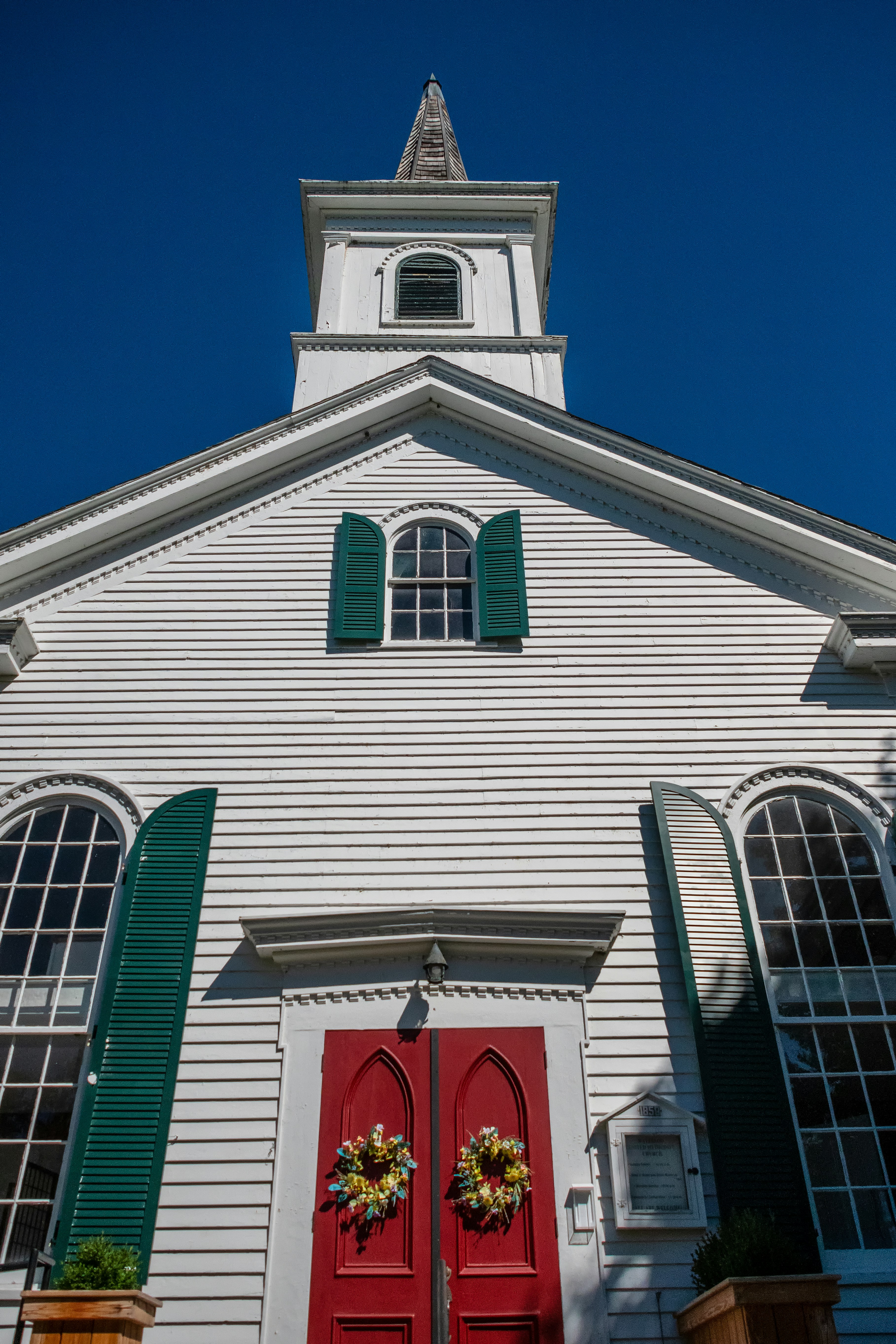 A white building with green shutters photo – Free Church Image on Unsplash