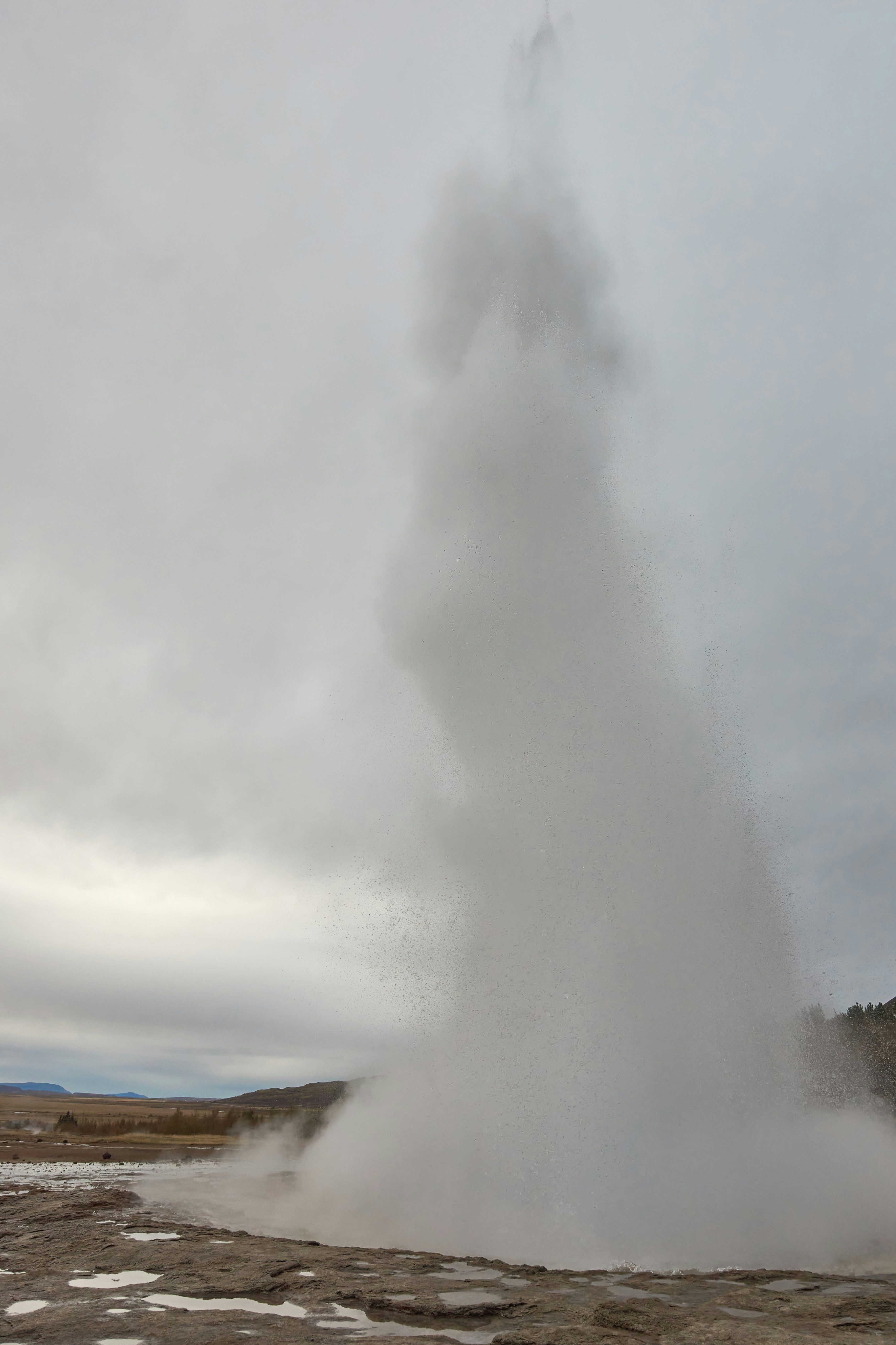A large geyser in a snowy place photo – Free Grey Image on Unsplash