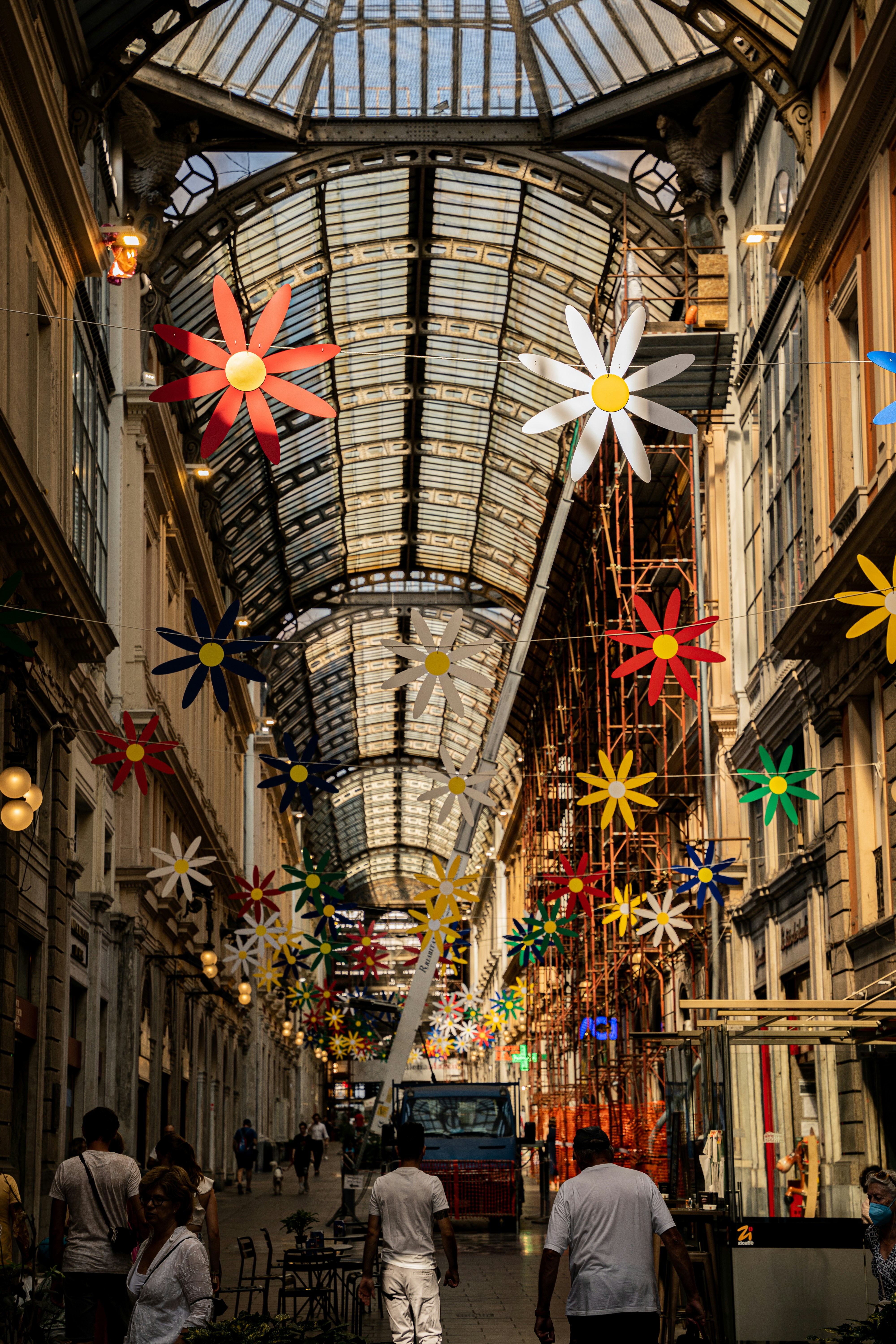 Un groupe de personnes marchant sur un trottoir devant un immeuble ...