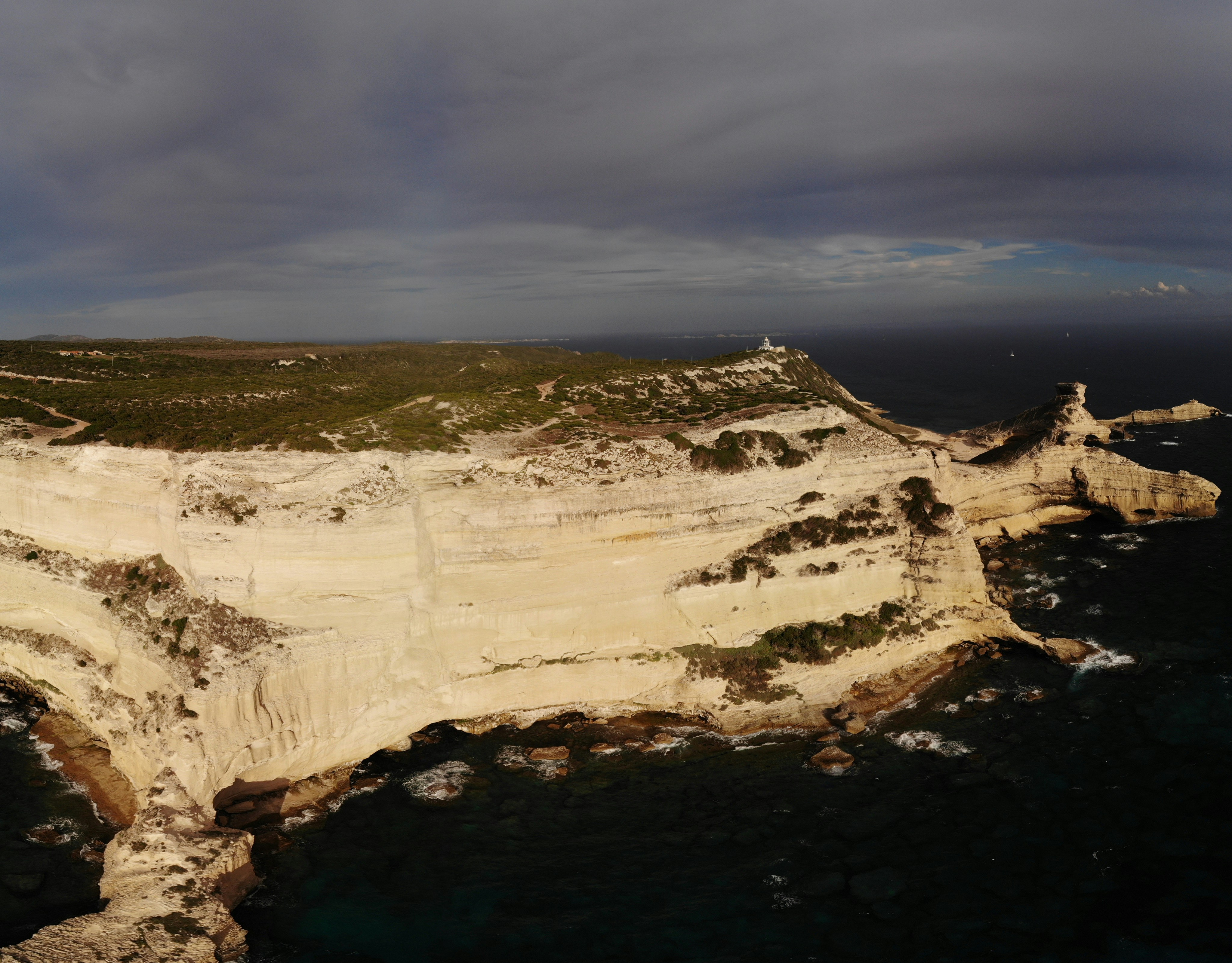 Foto Un paisaje rocoso con un cuerpo de agua en primer plano – Imagen ...