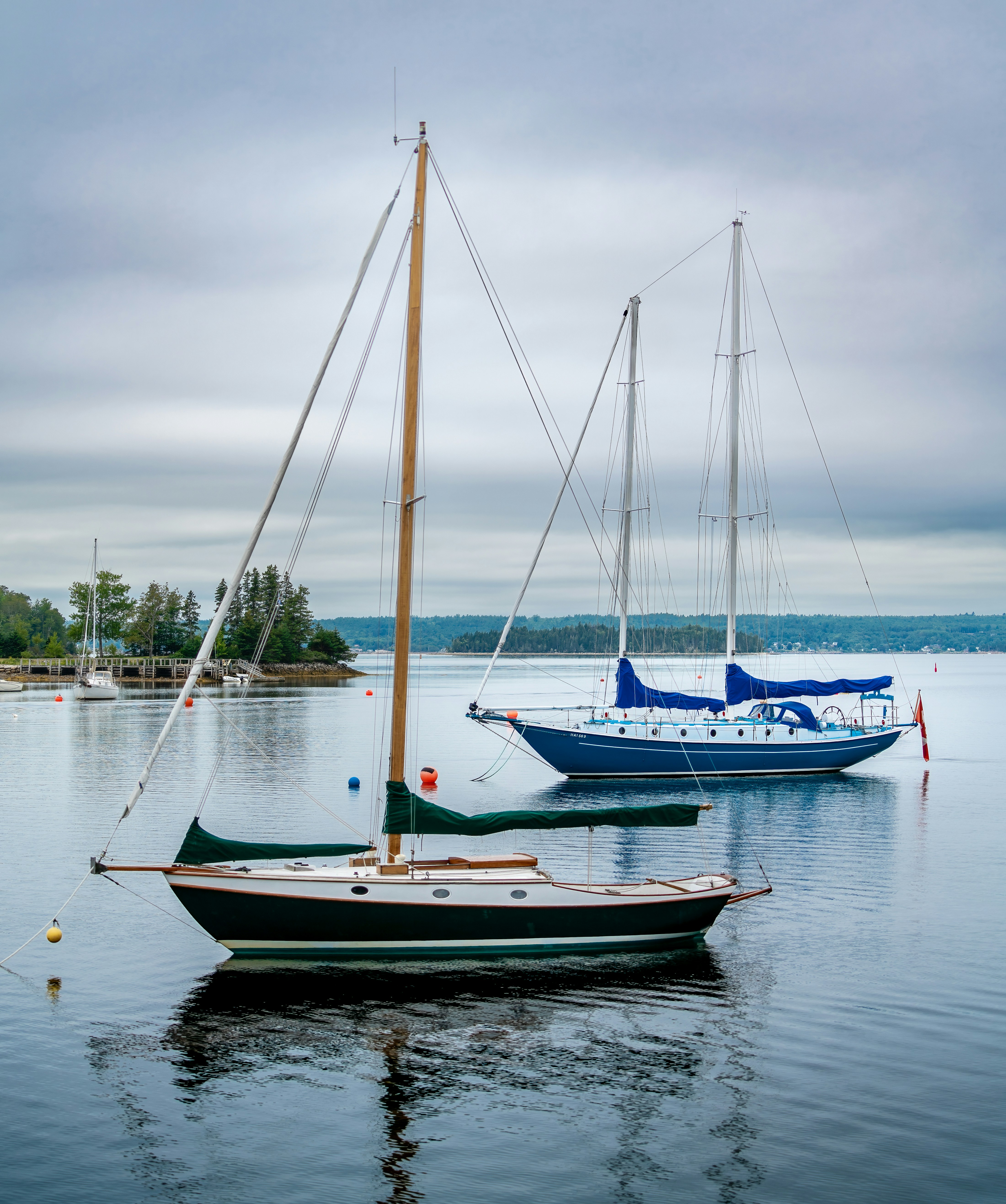 A group of boats sit in a harbor photo – Free Chester Image on Unsplash