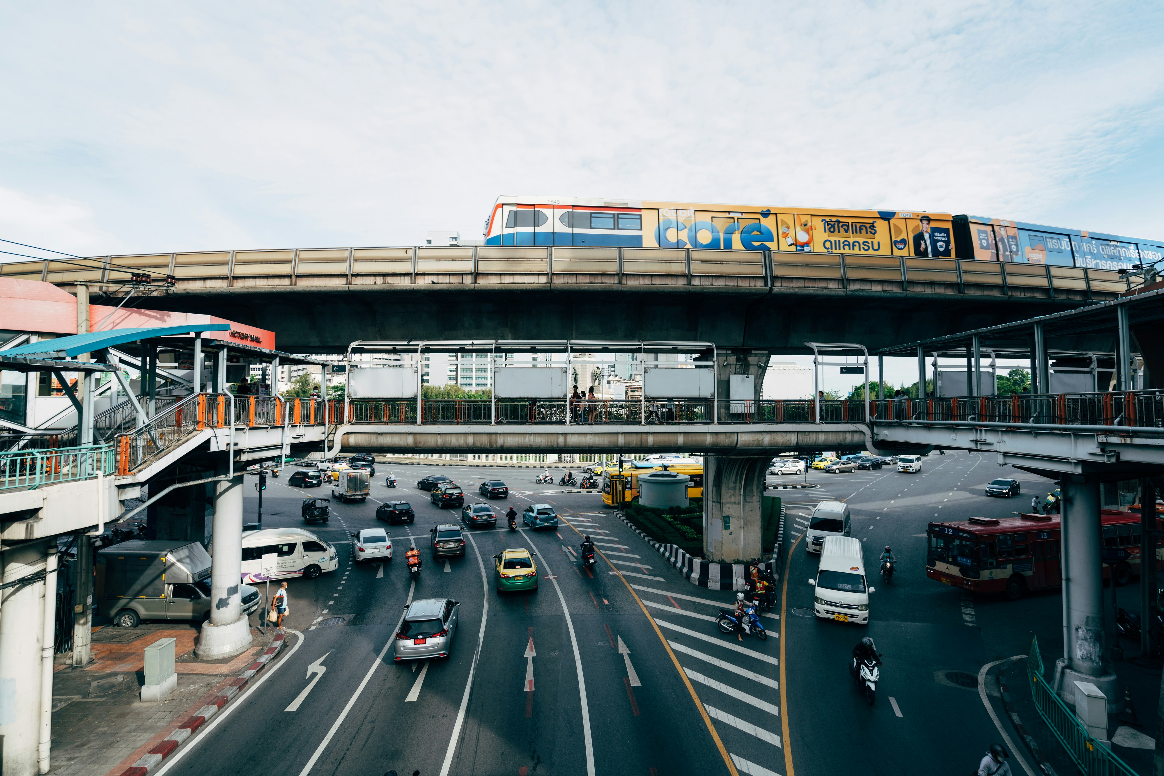 A train on a bridge over a busy freeway photo – Free Bangkok Image on ...