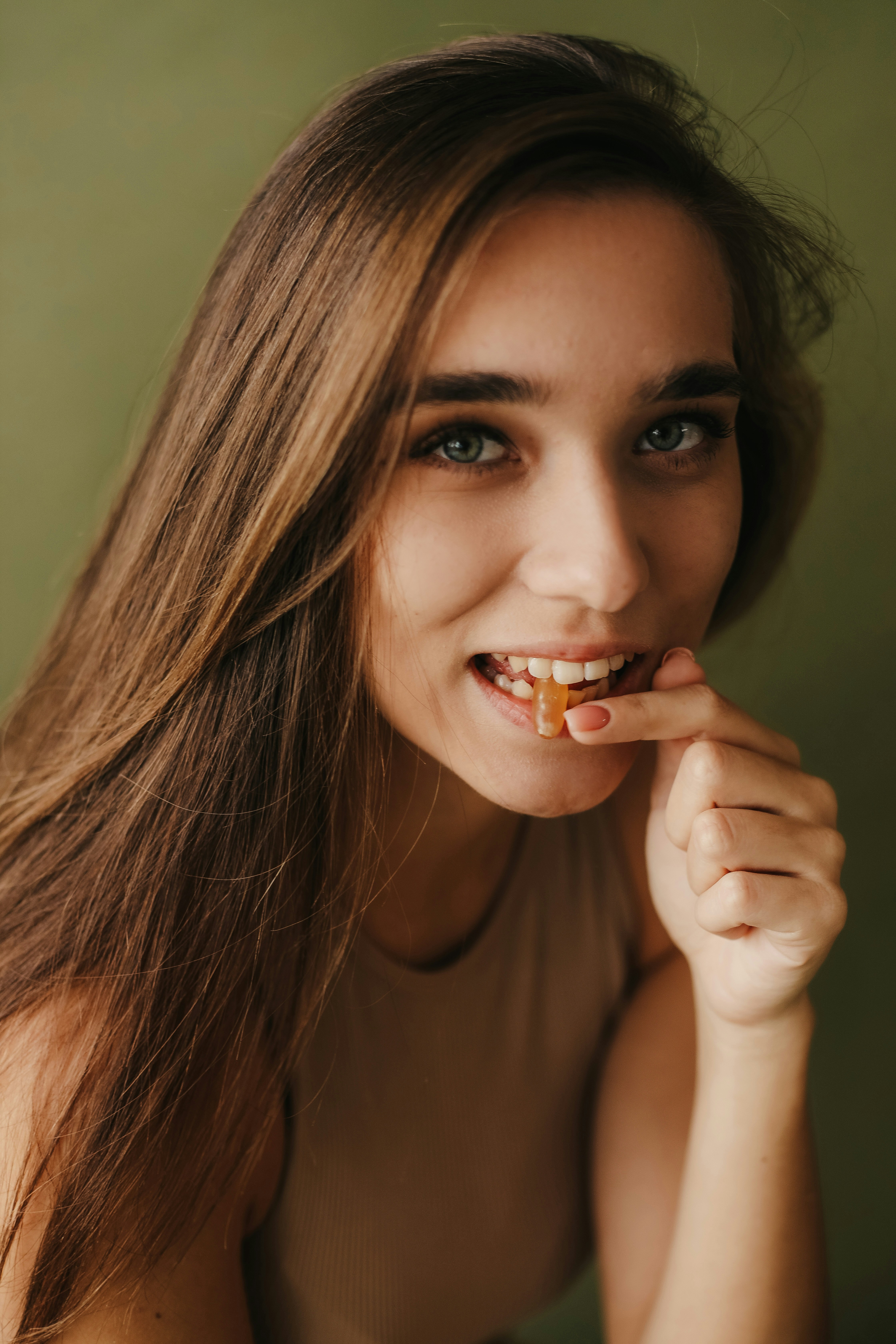 A woman with her hand on her chin photo – Free Portrait Image on Unsplash