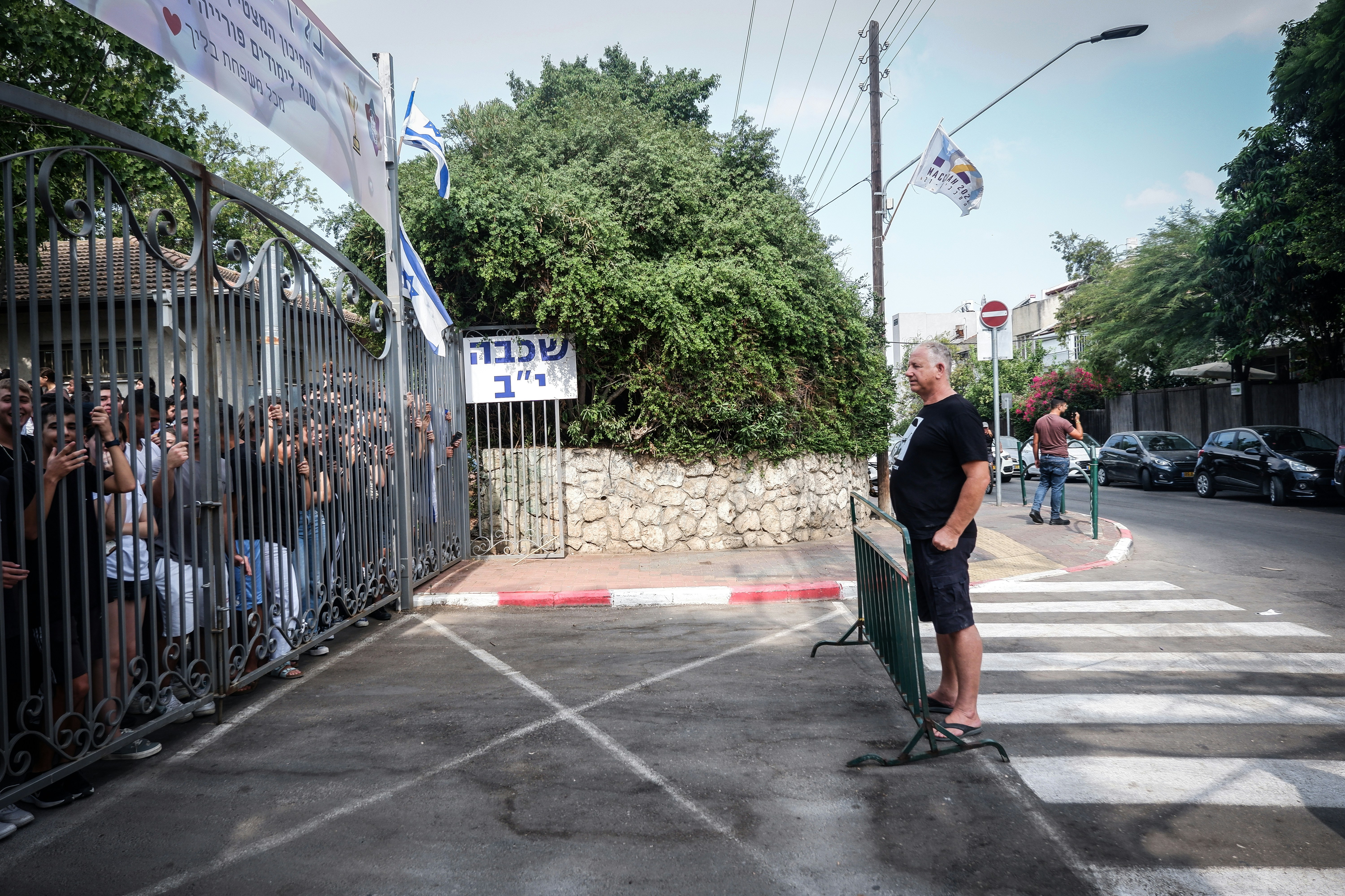 Foto Una persona parada en un cruce de peatones – Imagen Gris gratis en ...