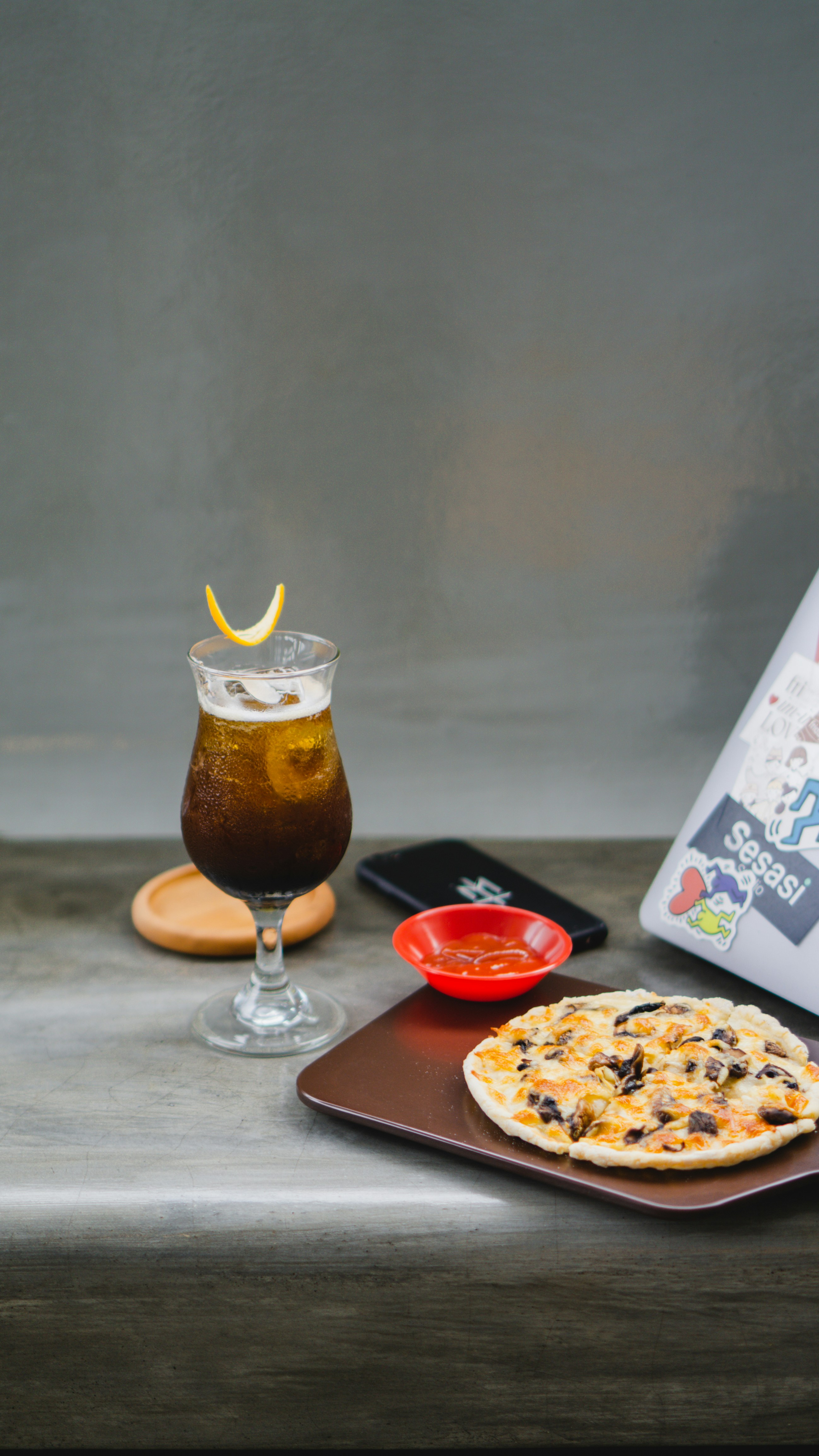 Lemon-Wisped Iced Coffee and a Rustic Pizza Moment on a Café Counter
