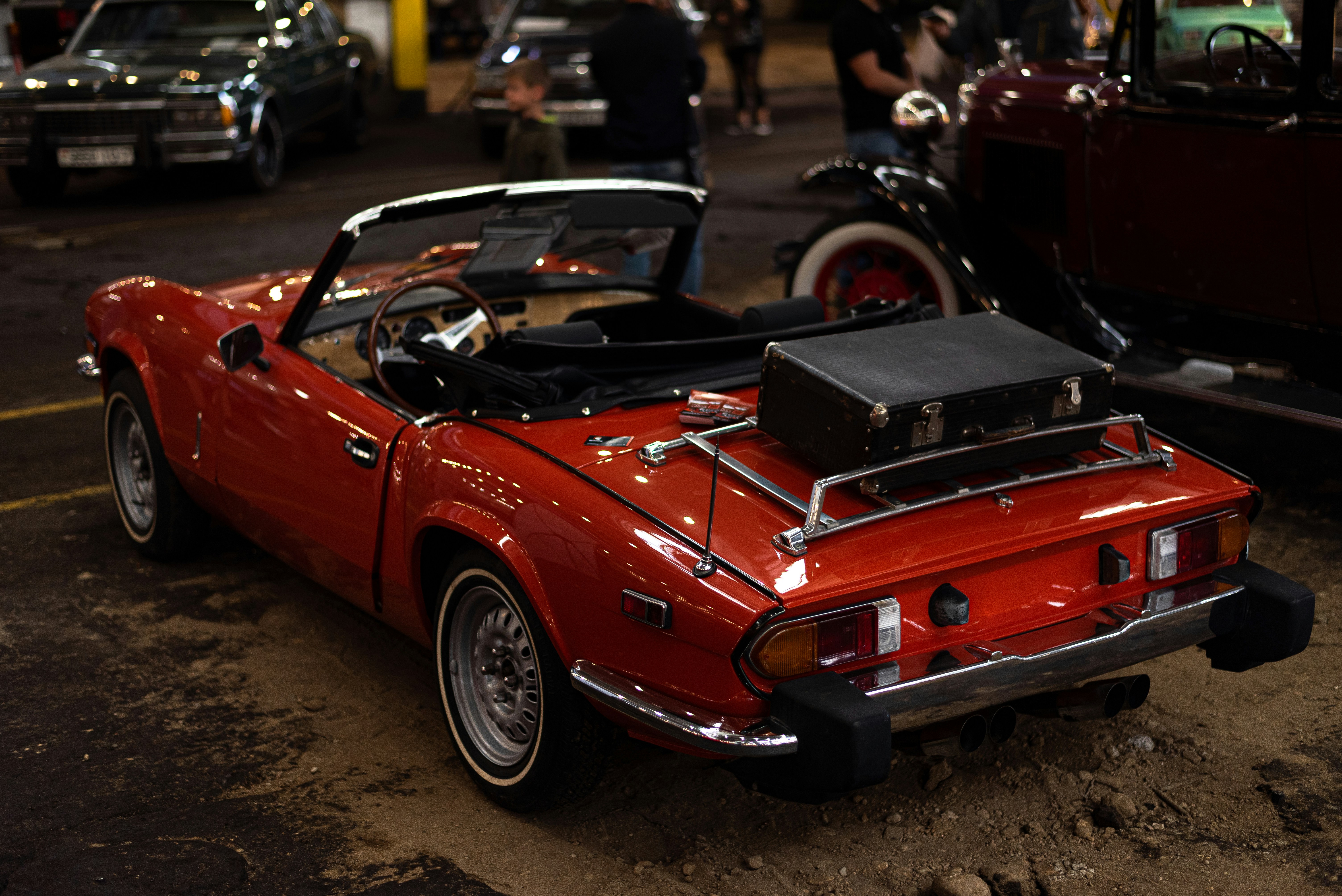 Foto Un coche descapotable rojo – Imagen Minsk gratis en Unsplash