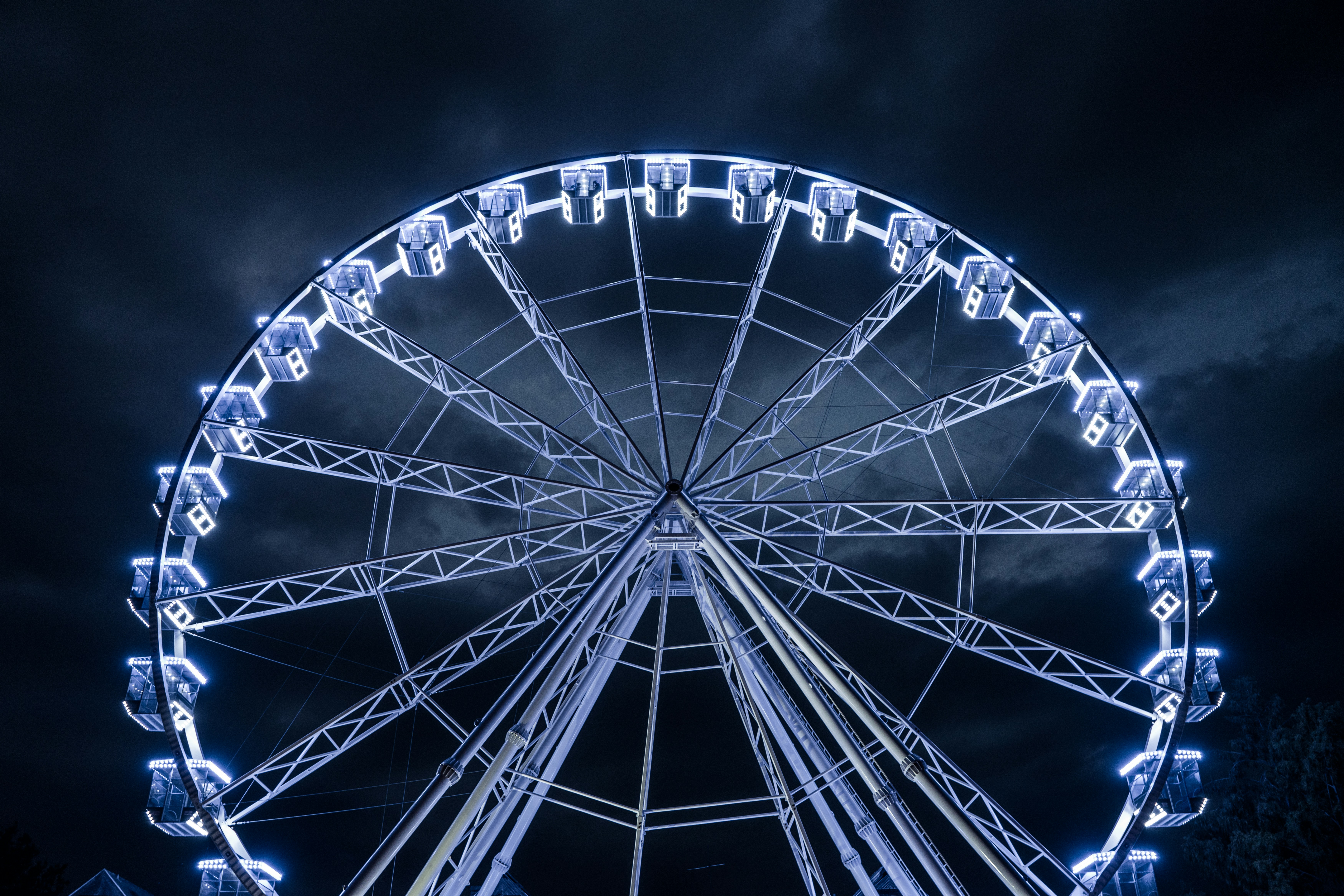 Une grande roue la nuit avec la roue de Manchester en arrière-plan ...