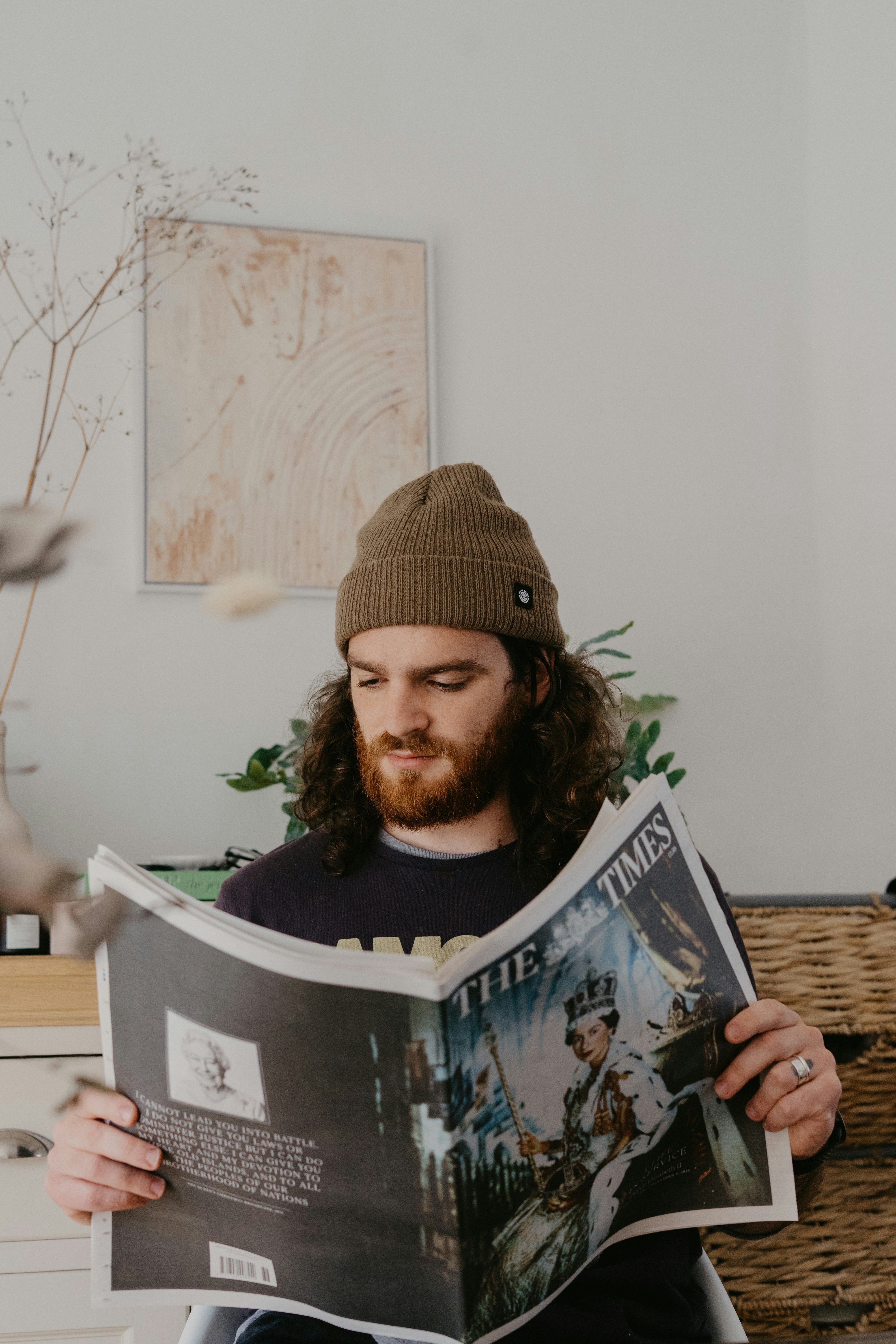 A person with a beard reading a book photo – Free Queen Image on Unsplash