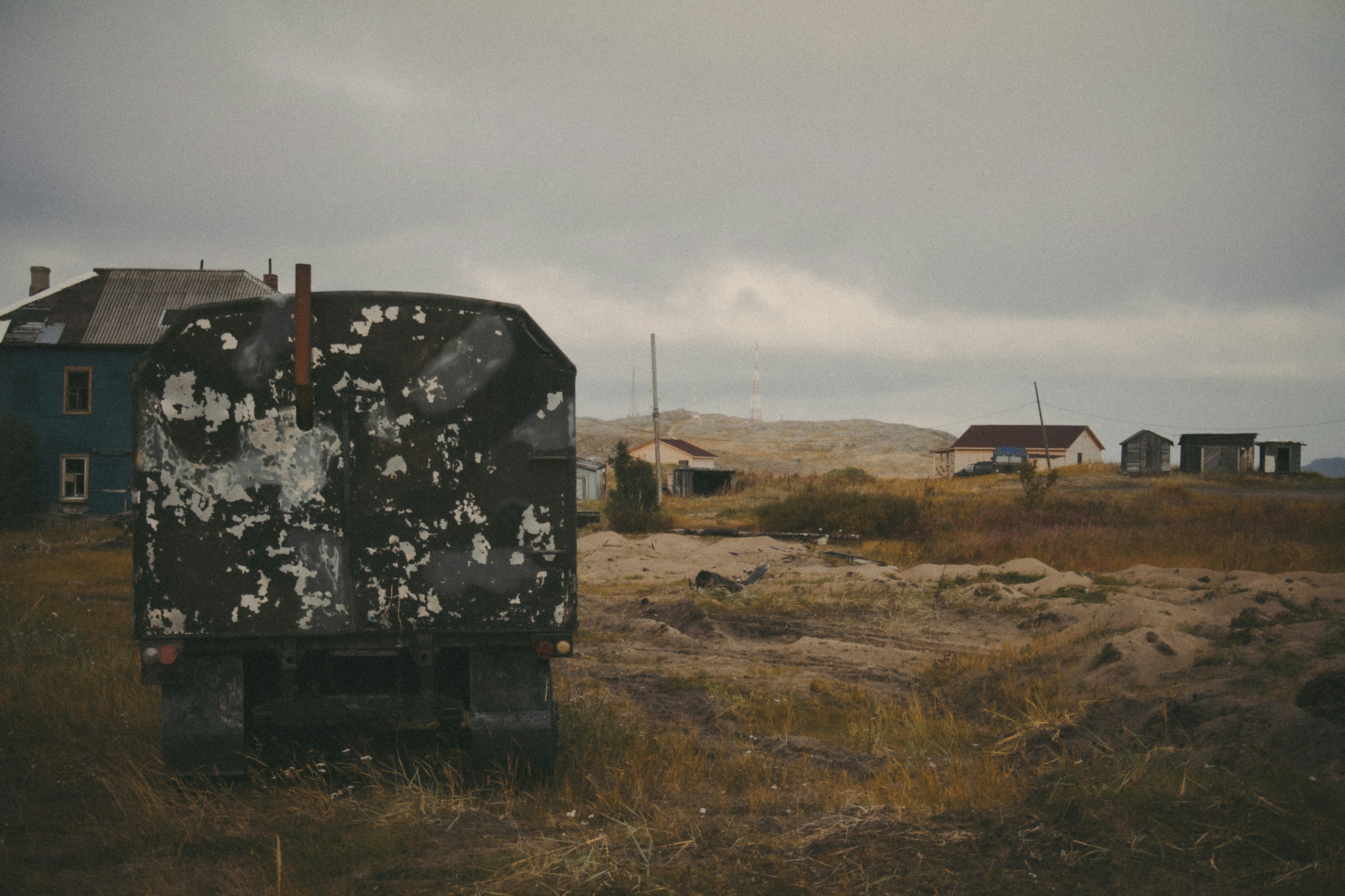 A rusty dumpster in a field photo – Free Mountains Image on Unsplash