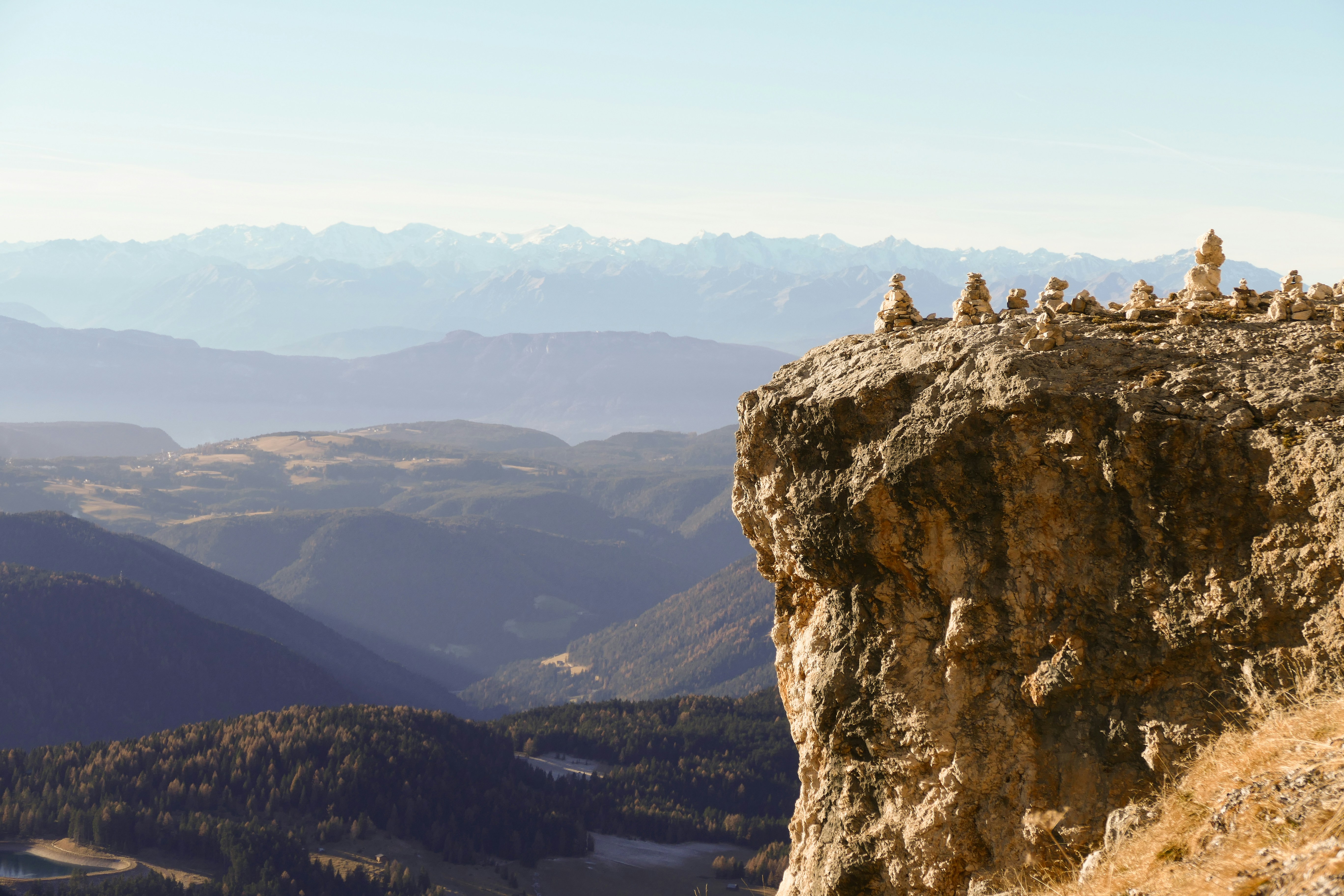 Une falaise rocheuse surplombant une vallée photo – Photo Montagne ...