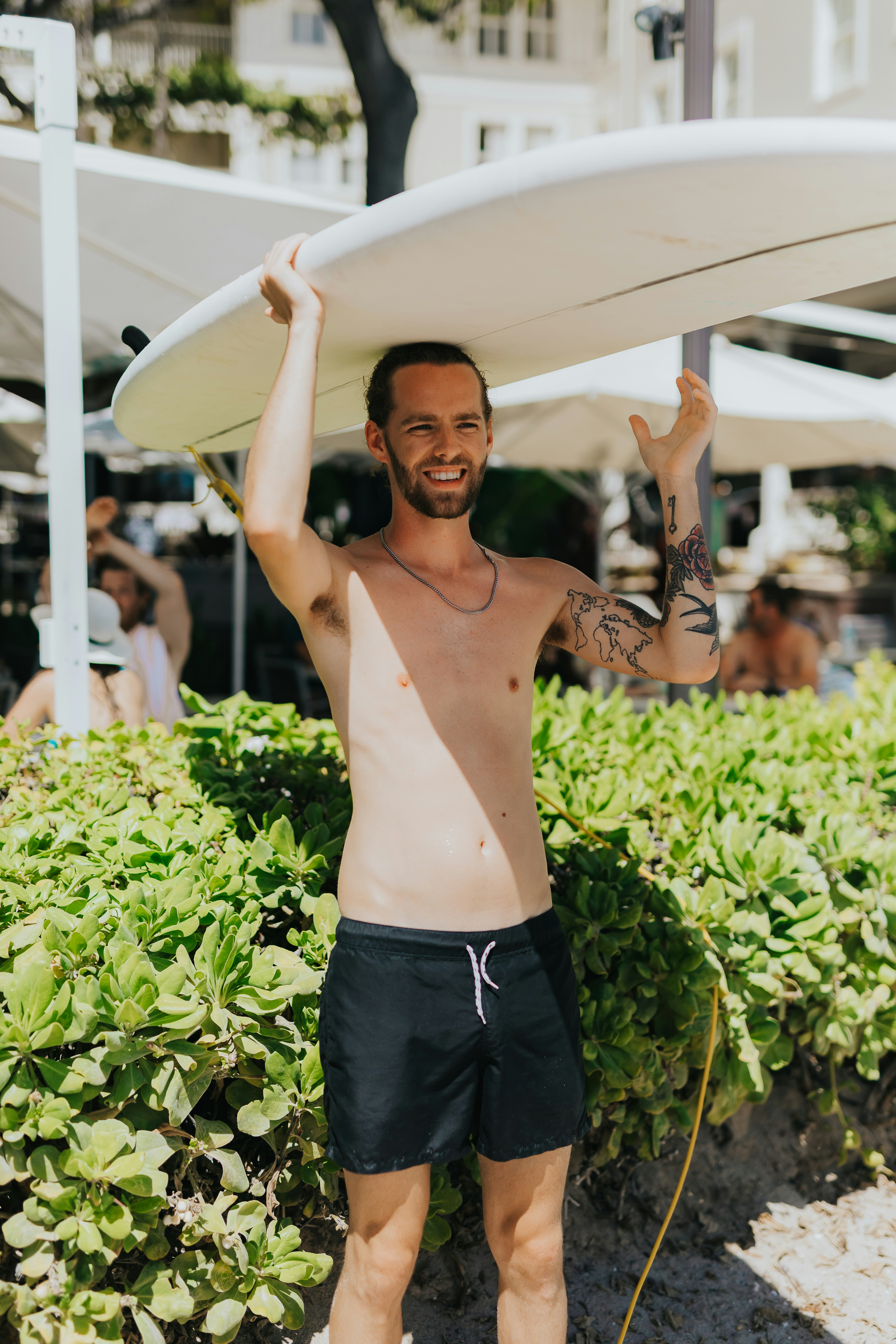 A person holding a surfboard photo – Free Human Image on Unsplash