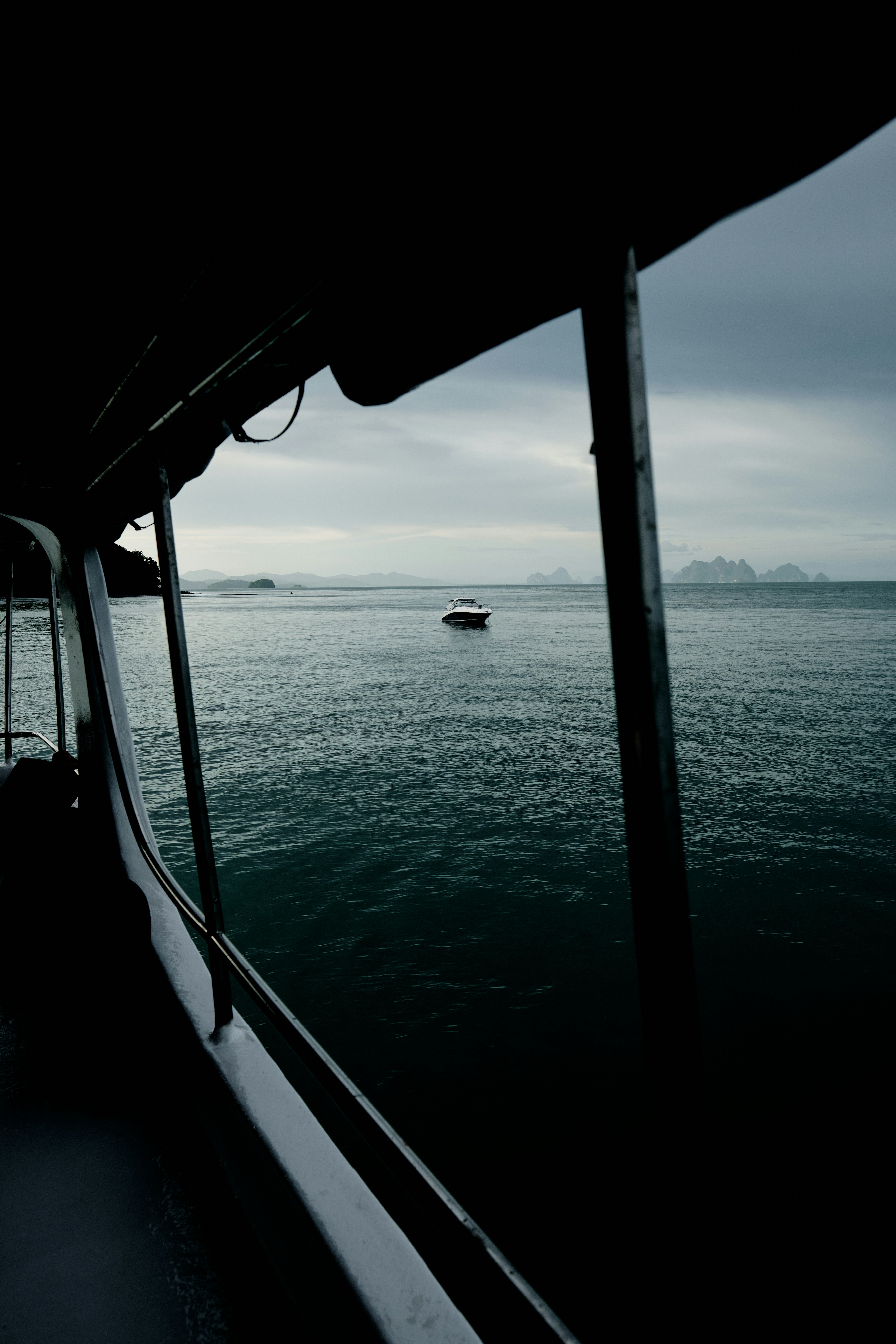 Une vue d’une jetée à côté d’un plan d’eau photo – Photo Gris Gratuite ...