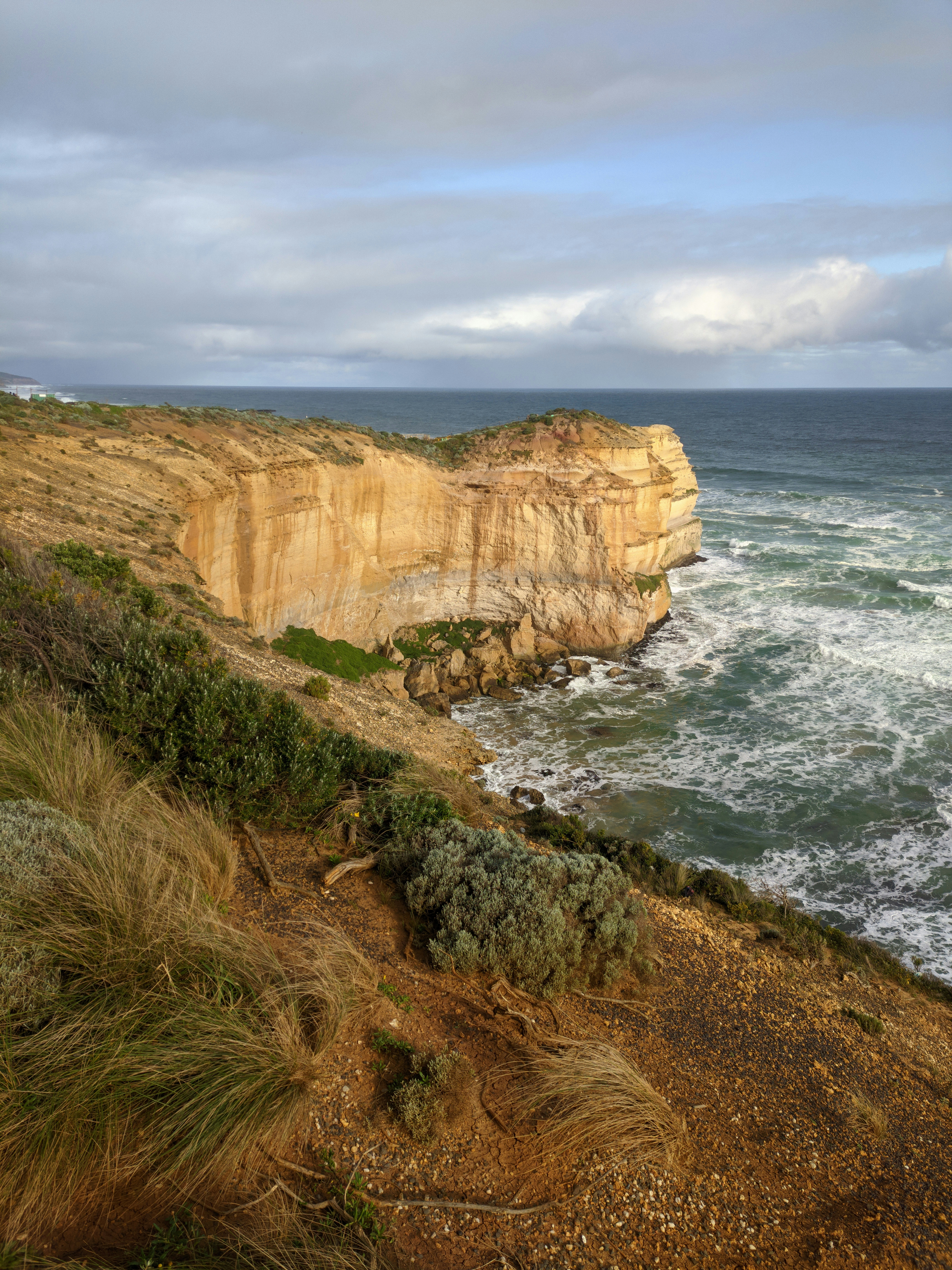 A cliff next to the ocean photo – Free 12 apostles Image on Unsplash