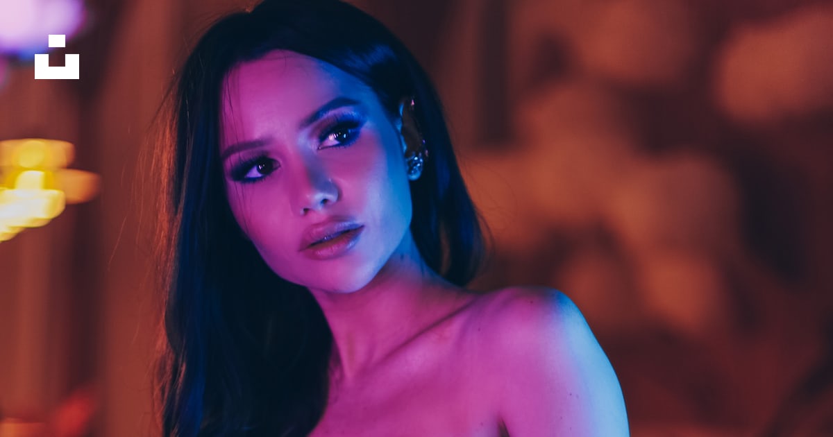 Una Mujer Con Un Vestido Foto Imagen De Mujer Gratuita En Unsplash