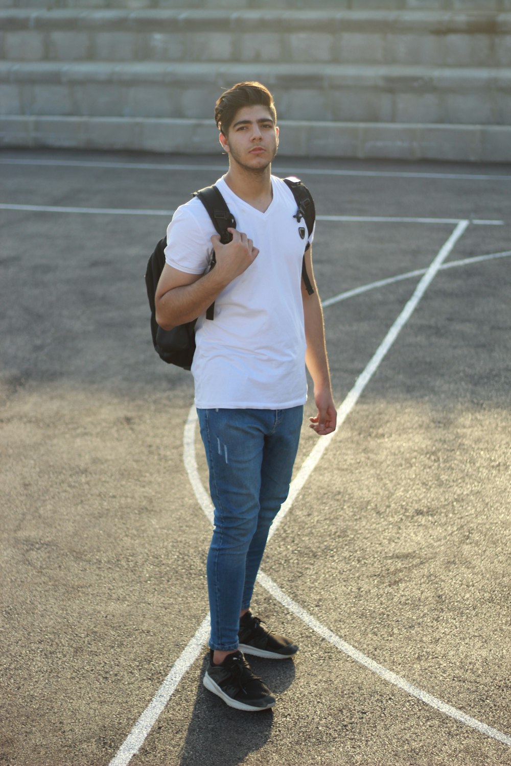 Foto Una persona parada en un estacionamiento – Imagen Persona gratis ... Foto Una persona parada en un estacionamiento – Imagen Persona gratis ...