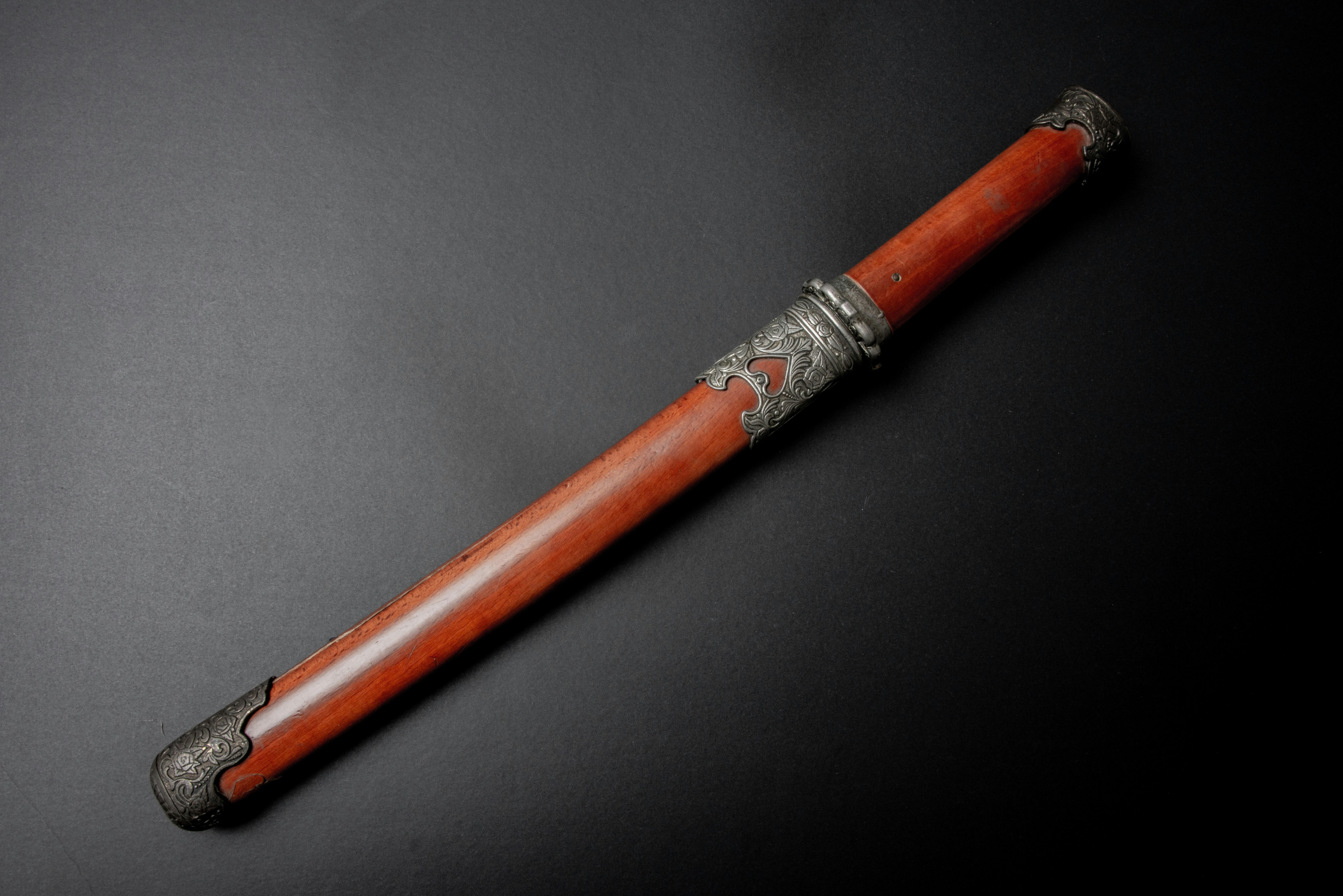 갈색과 검은색 검 사진 – Unsplash의 무료 이미지