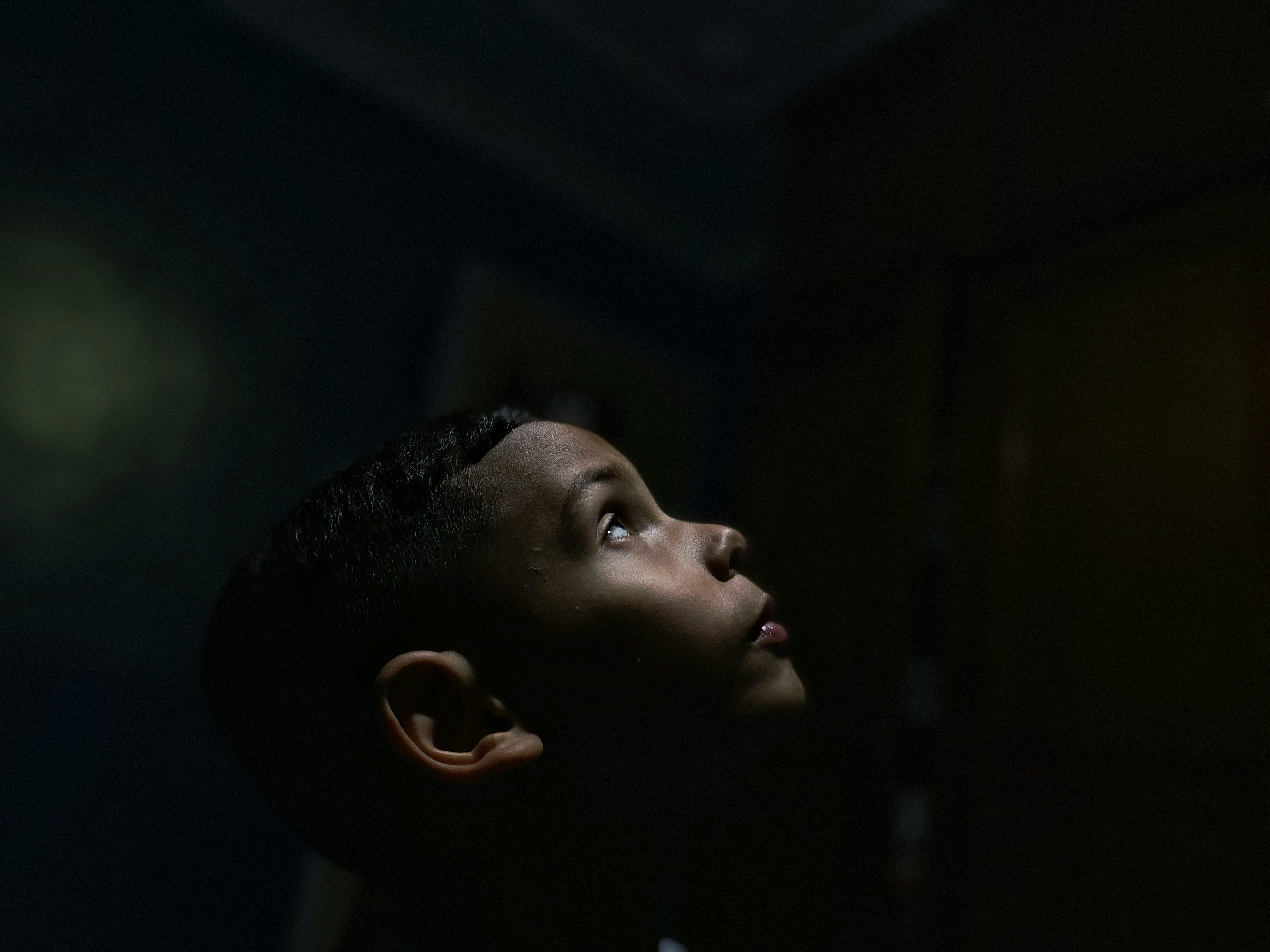 A boy looking up at a light photo – Free Algeria Image on Unsplash