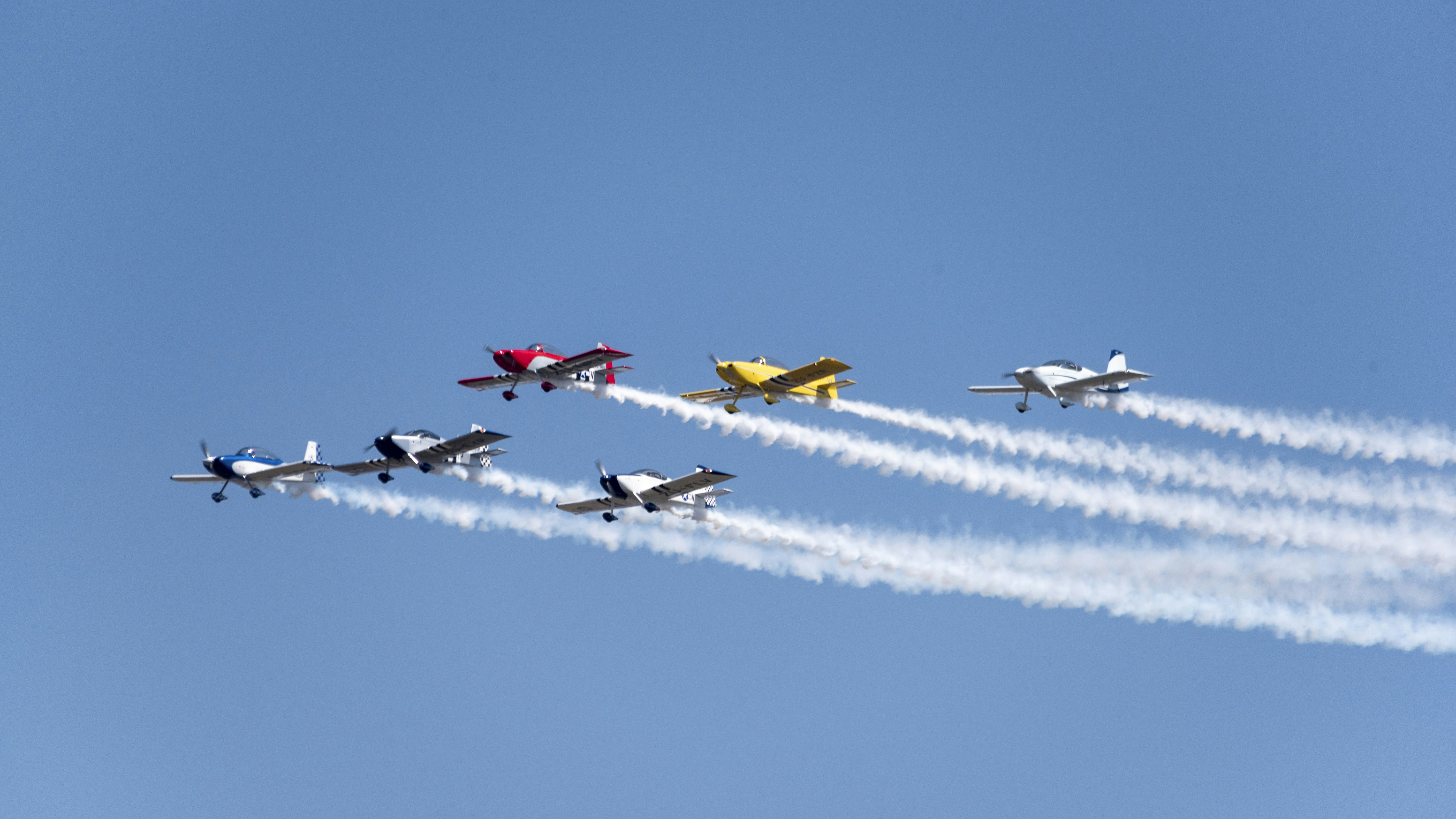 Foto Un grupo de aviones vuelan por el aire – Imagen Avión gratis en ...
