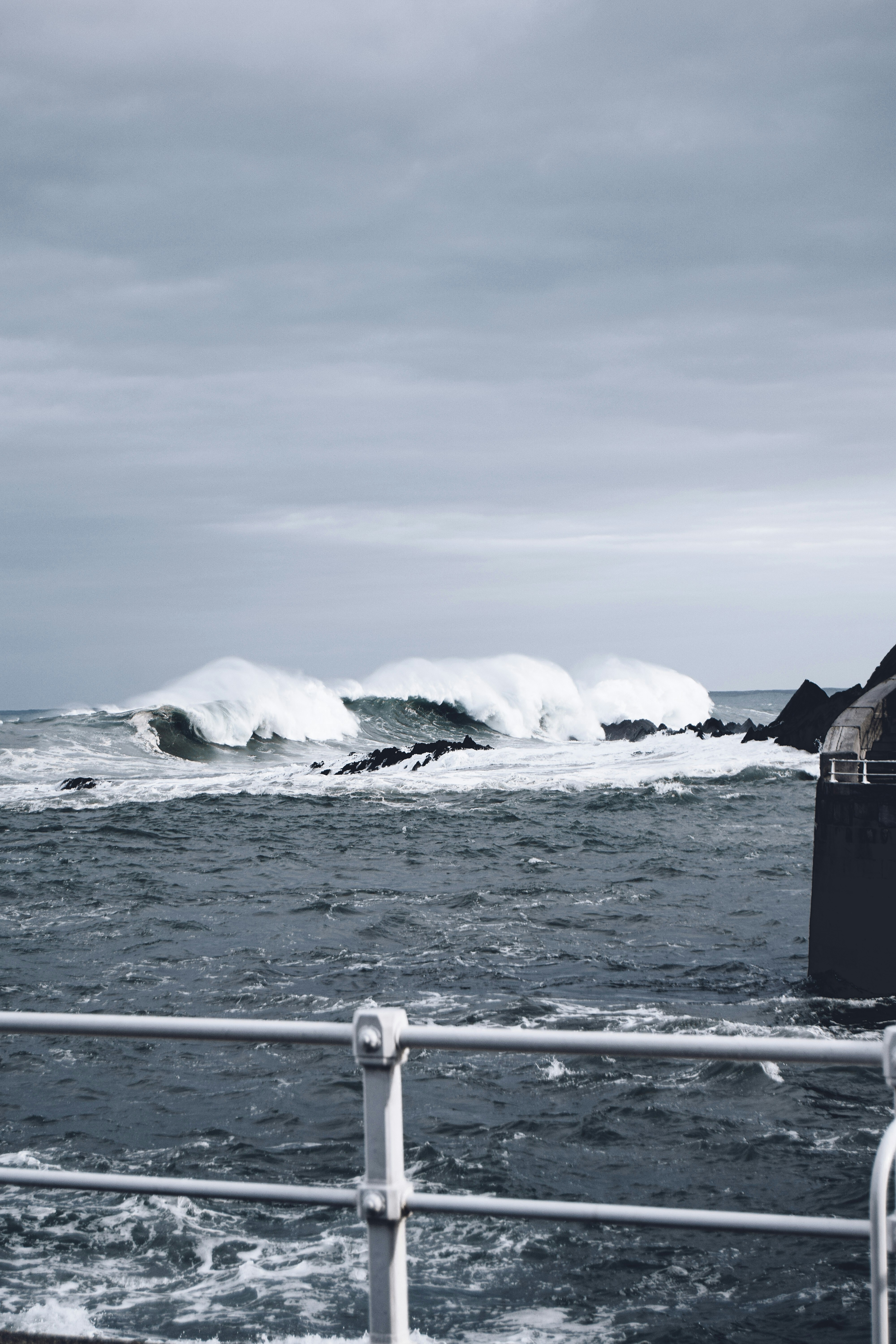 Vagues s’écrasant sur une plage photo – Photo Principado de Asturias ...
