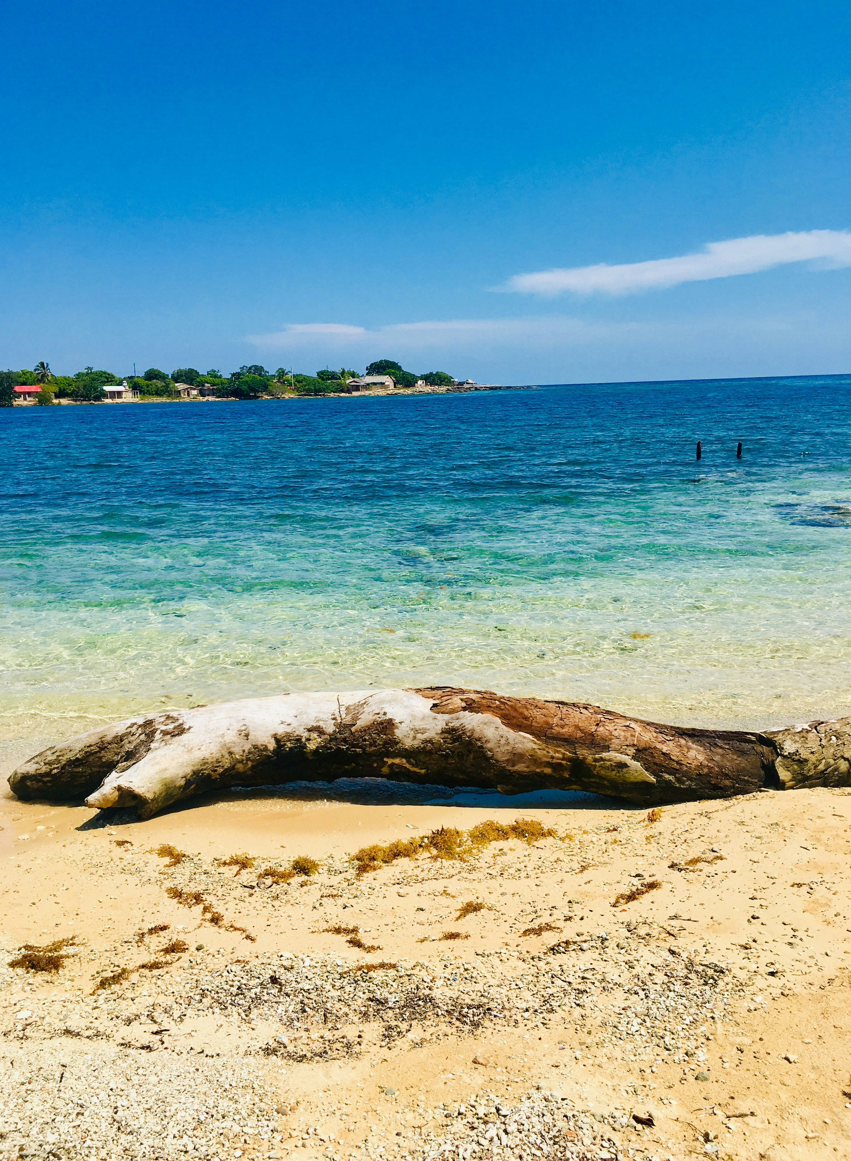 Foto Una playa con una roca en el agua – Imagen Holguín gratis en Unsplash