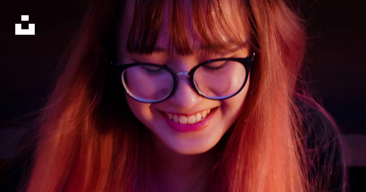 빨간 머리와 안경을 쓴 사람이 책을 들고 있다 사진 Unsplash의 무료 사이프러스 이미지