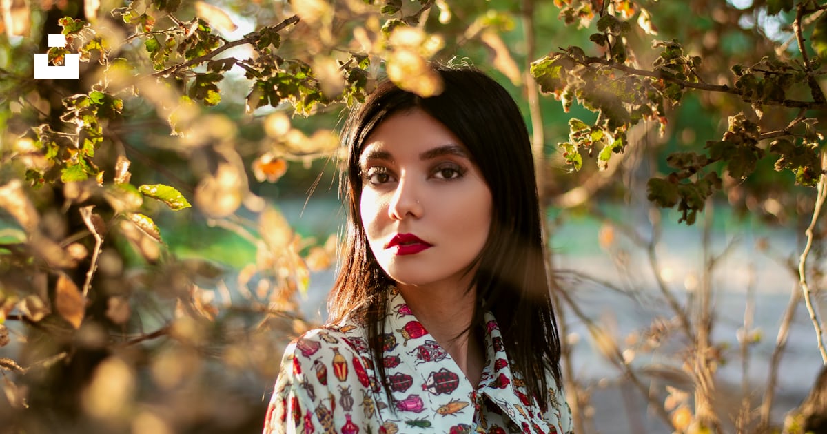 Foto Una Mujer Parada Debajo De Un árbol Imagen Isfahán Gratis En