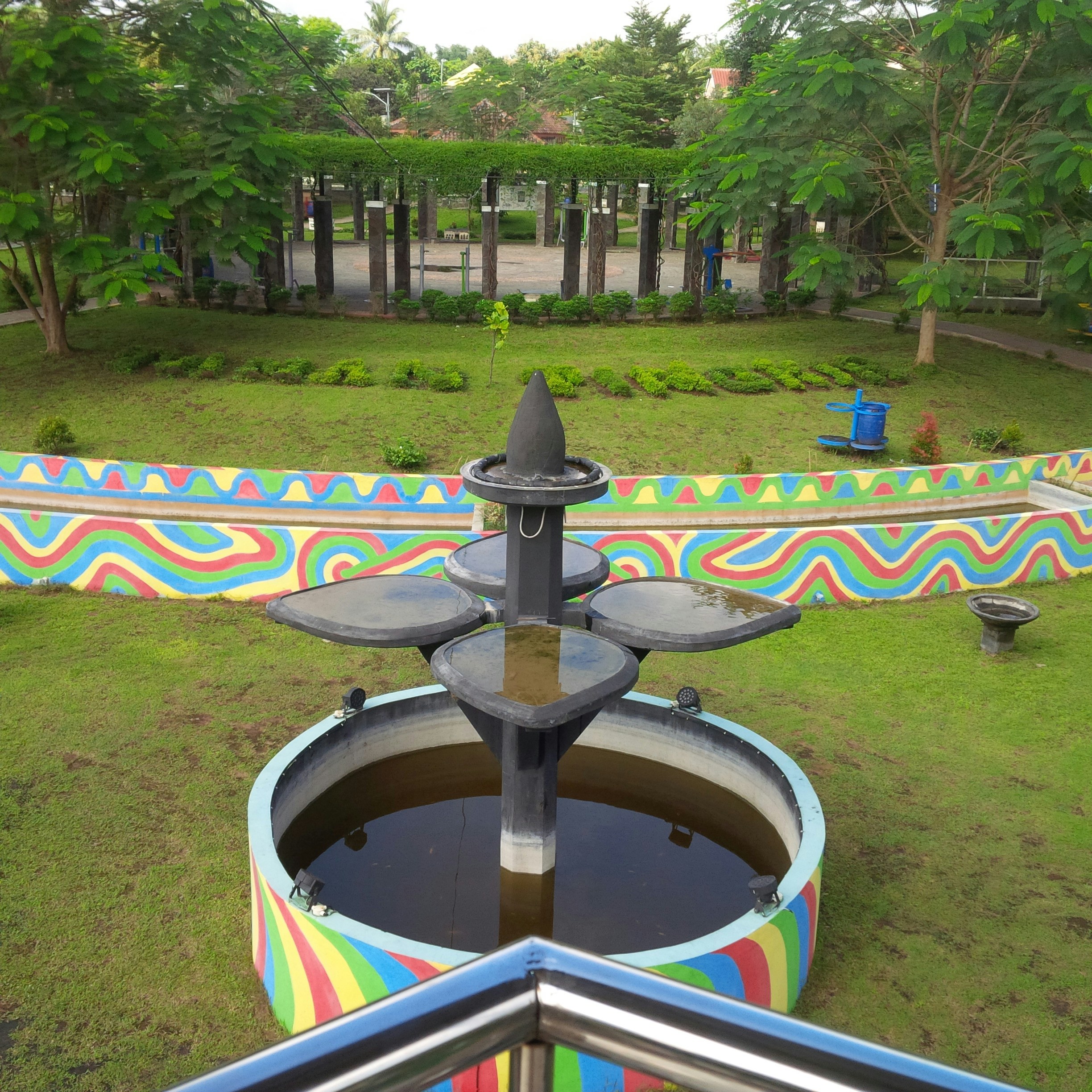 Concentric Calm: A Multicolored Barrier Encircles a Central Fountain