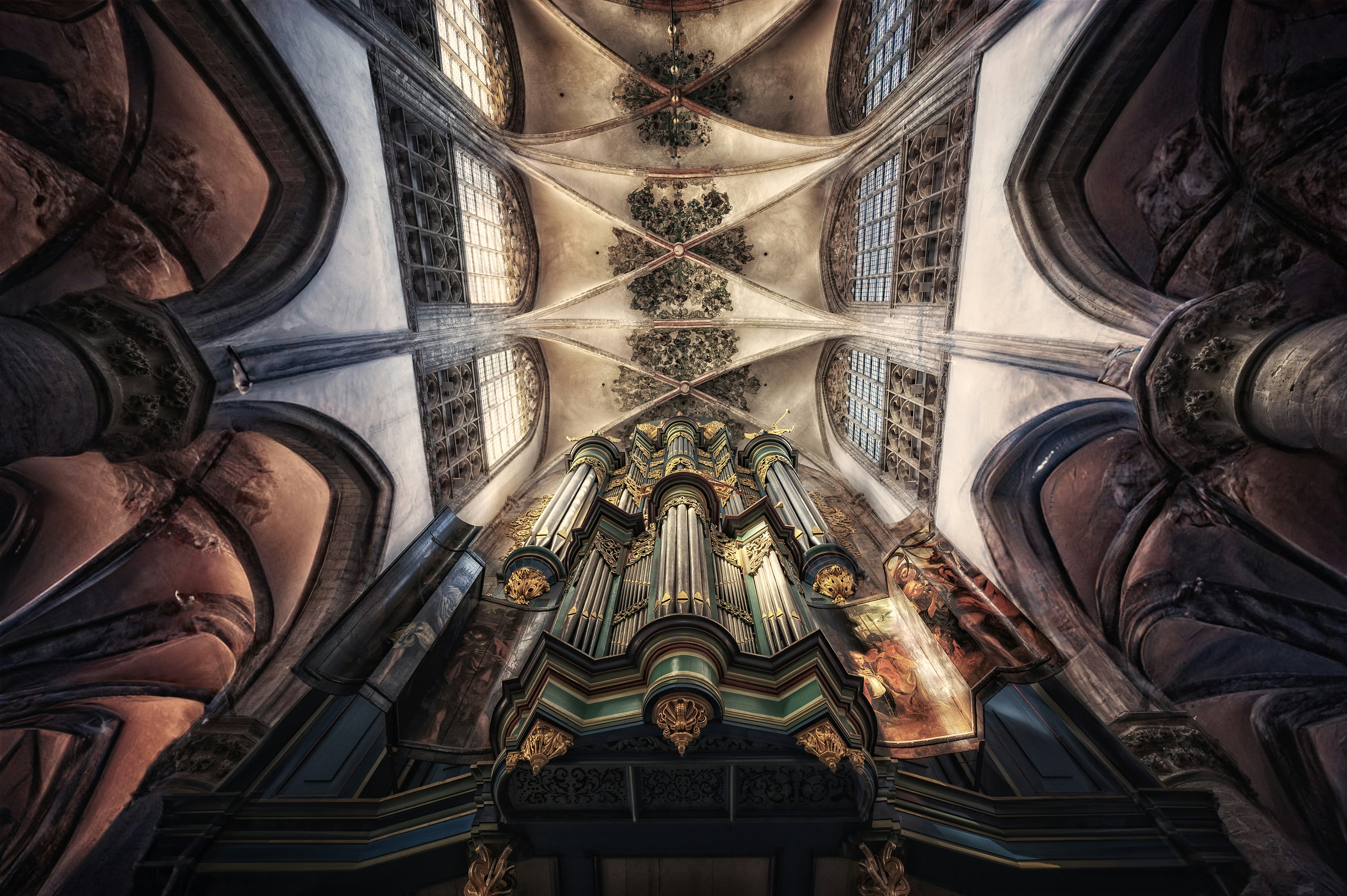 Echoes Between Stone and Light: Central Organ Beneath Gothic Vaults