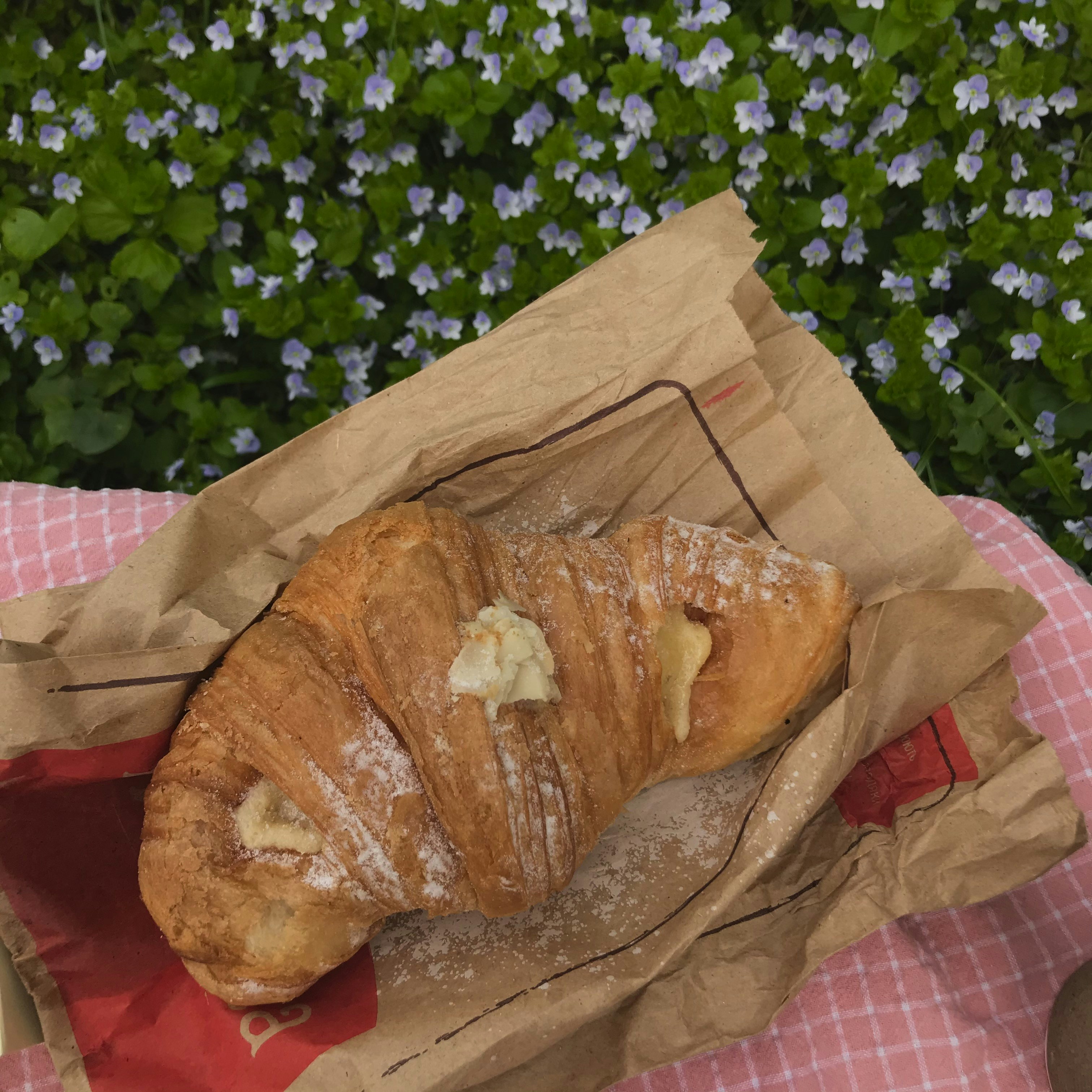 Foto Una barra de pan en un plato – Imagen Львів gratis en Unsplash