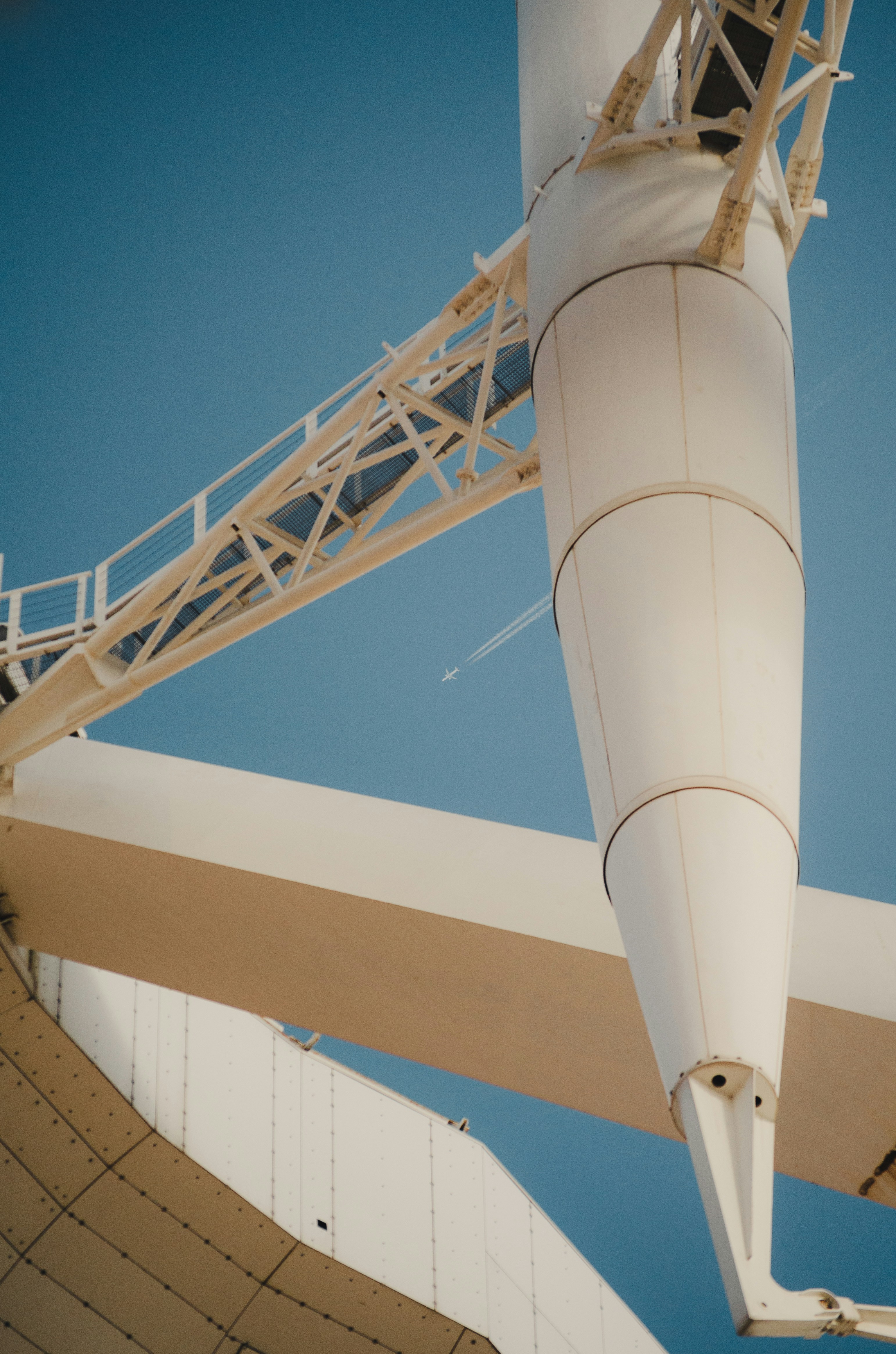 A white bridge with a white railing photo – Free Grey Image on Unsplash