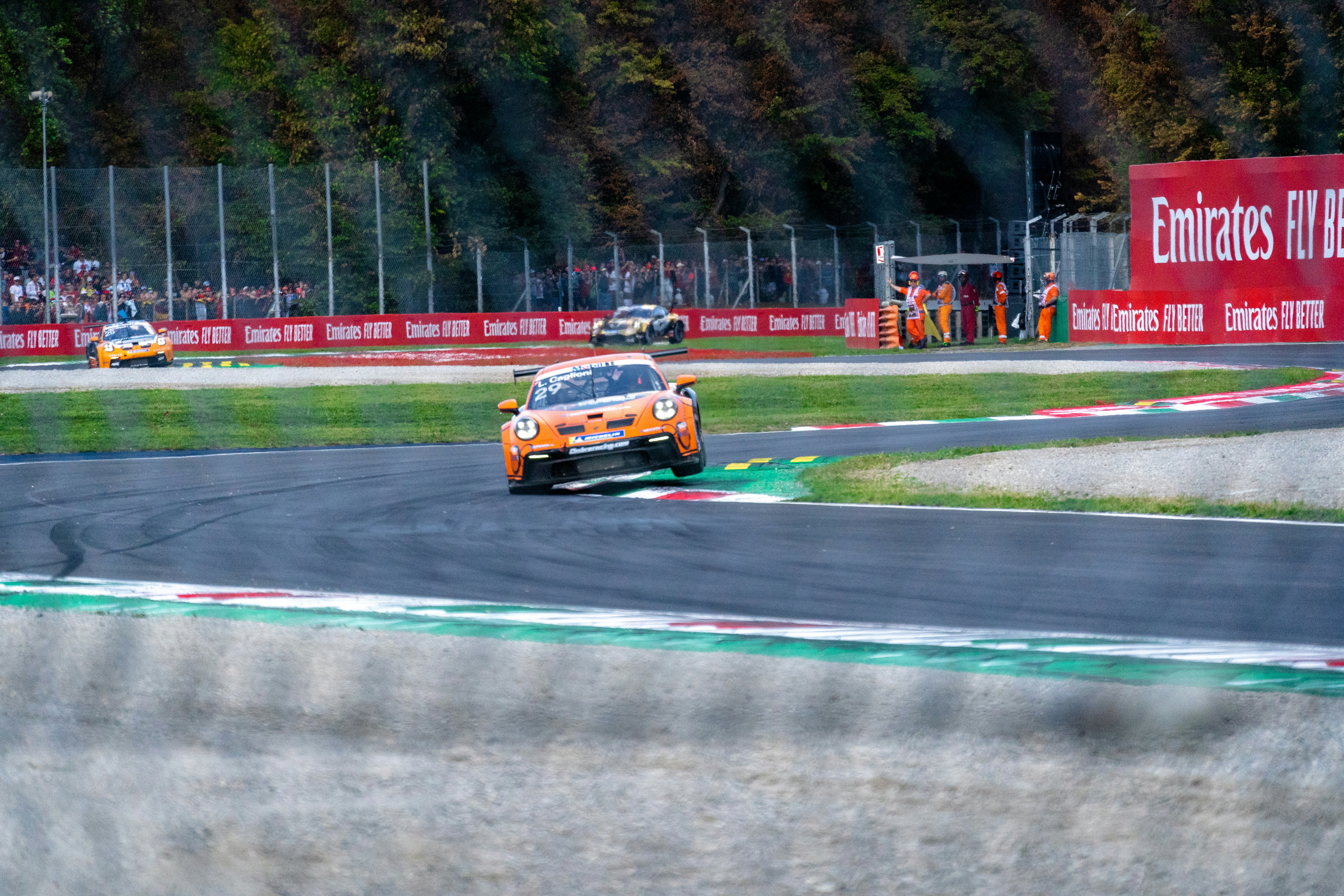 Foto zum Thema Ein Rennwagen auf einer Rennstrecke – Kostenloses Bild ...