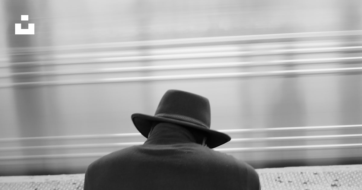Foto Una Persona Sentada En Un Banco Mirando Un Tren Imagen Nueva