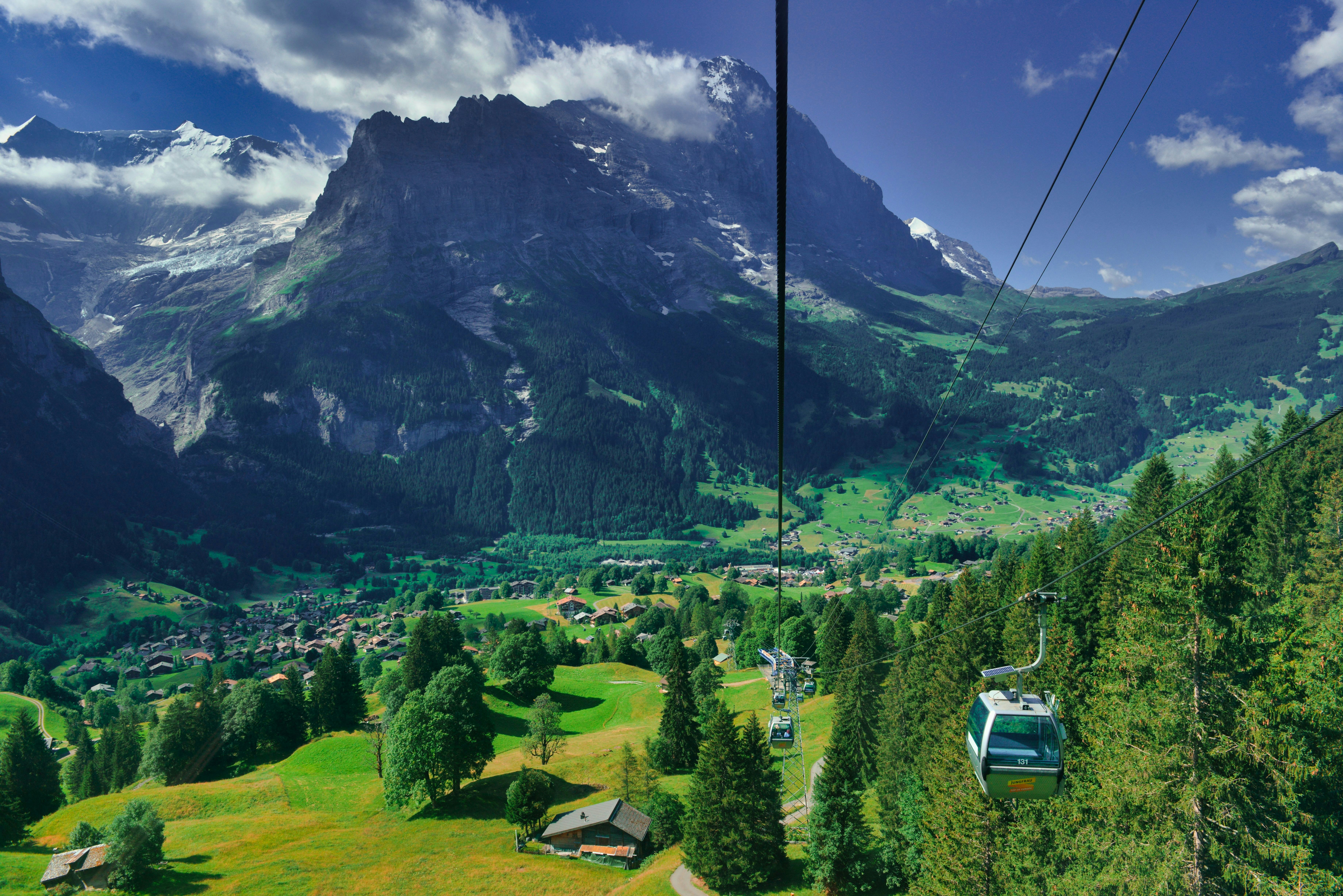 Un téléphérique montant une montagne photo – Photo Grindelwald Gratuite ...