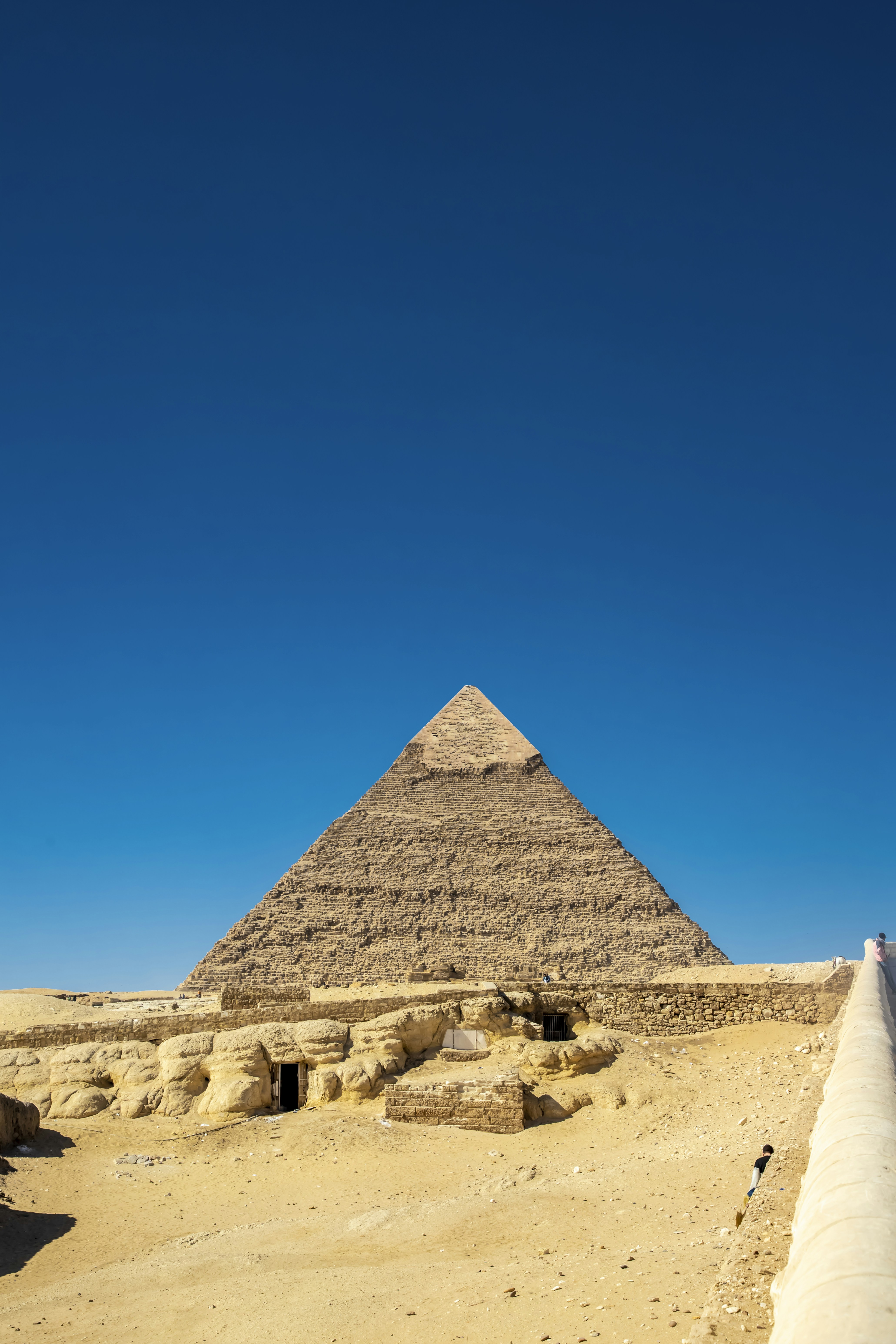 A pyramid in the desert photo – Free Pyramid of giza Image on Unsplash