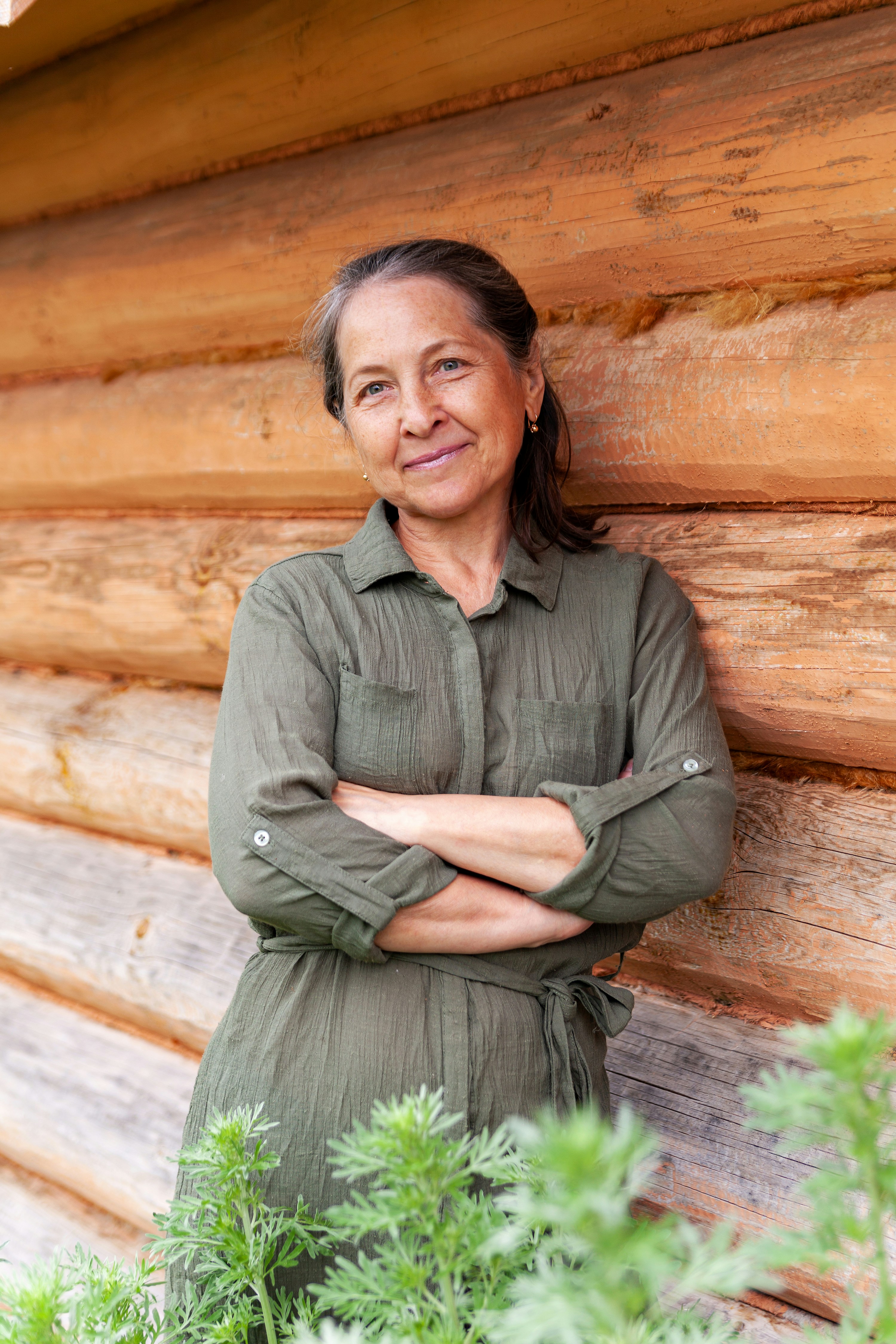A person sitting on a log photo – Free Wood Image on Unsplash
