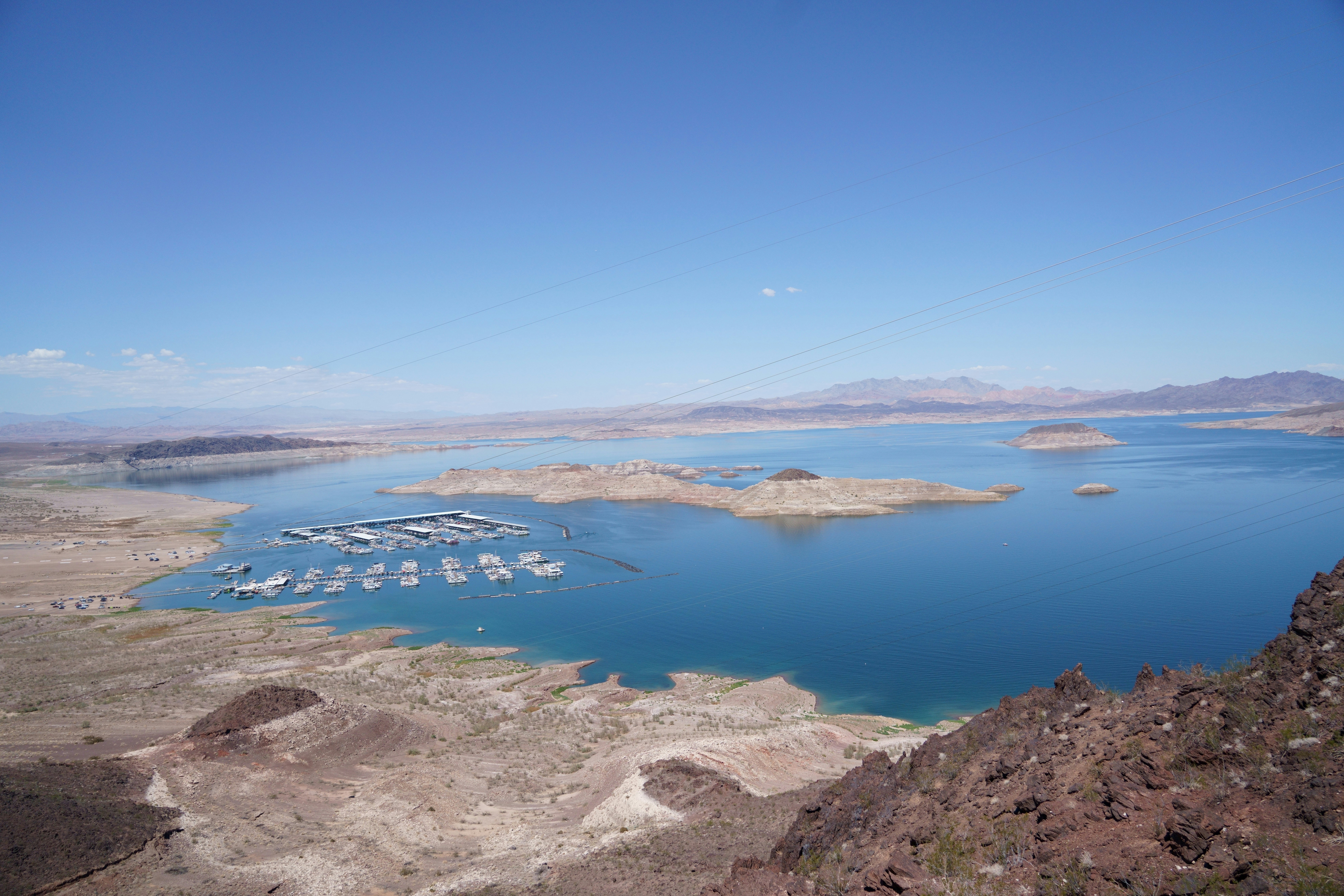 Foto Un cuerpo de agua rodeado de tierra con el lago Mead al fondo ...