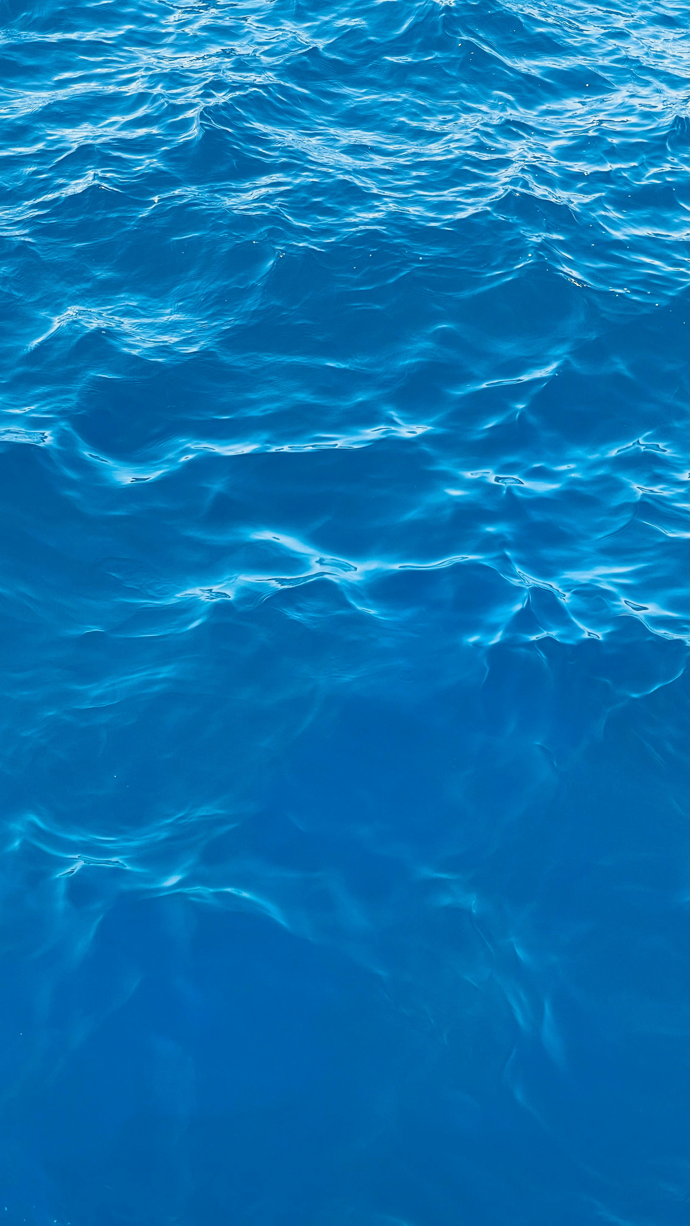 A body of water with blue water photo – Free Water Image on Unsplash