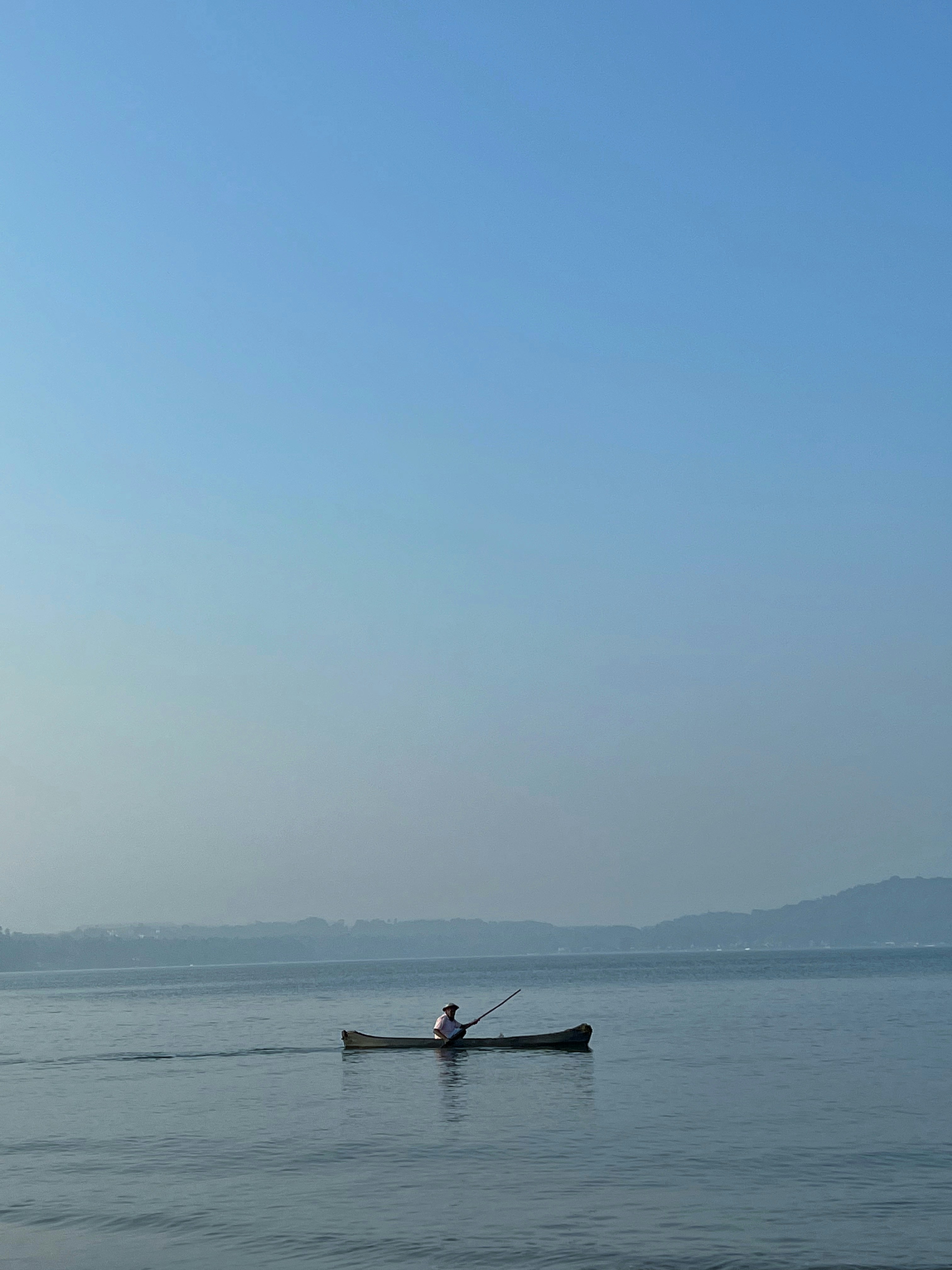Foto Una persona remando en un bote – Imagen Goa gratis en Unsplash